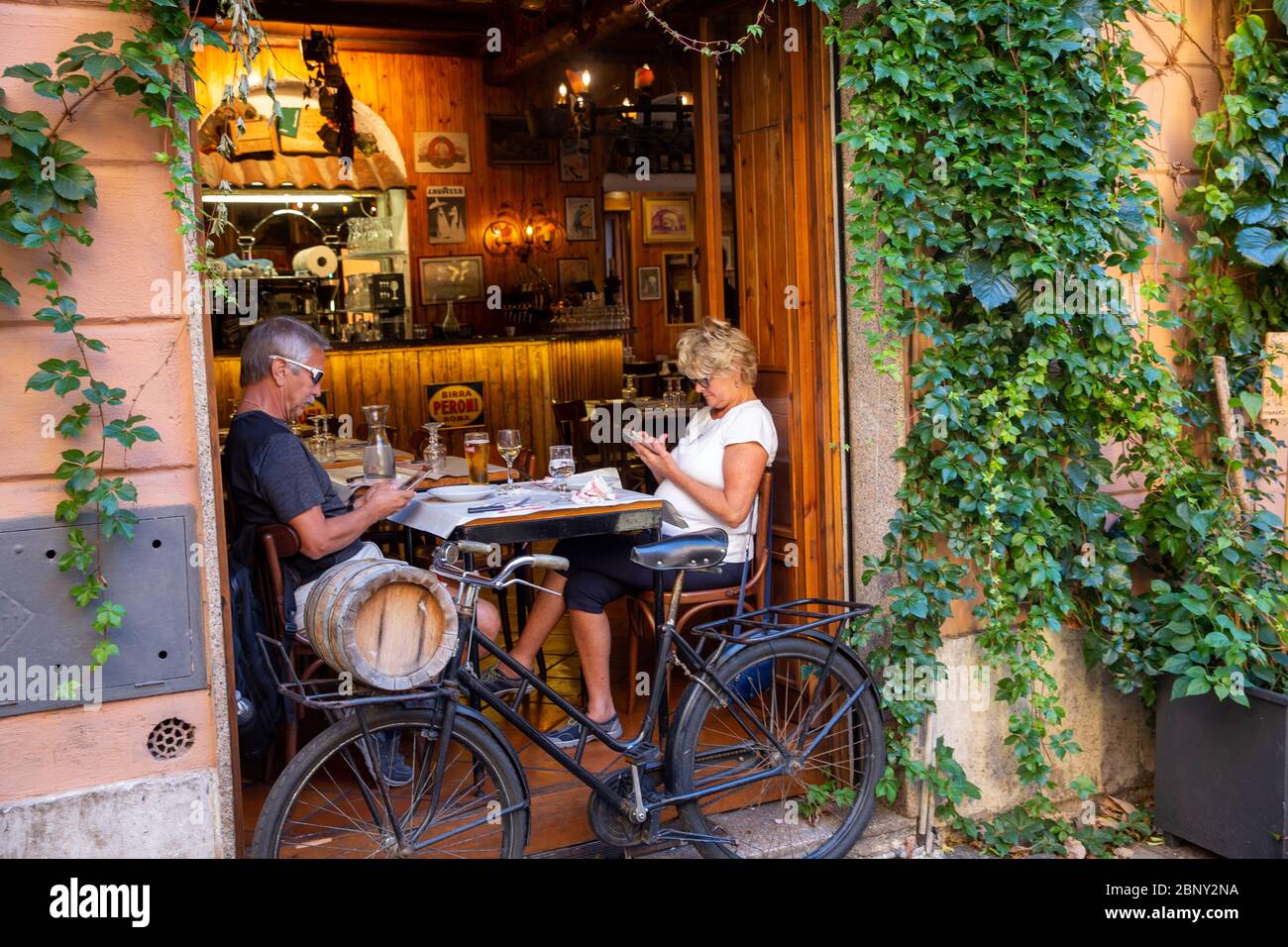 Couple romantic restaurant italy hi-res stock photography and images ...