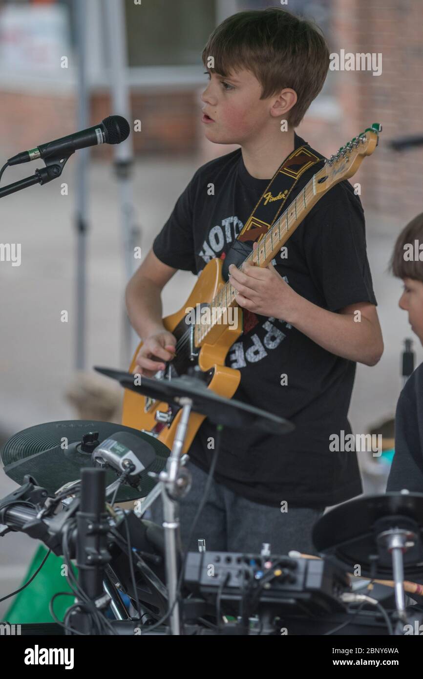 Singing in music concert hi-res stock photography and images - Alamy