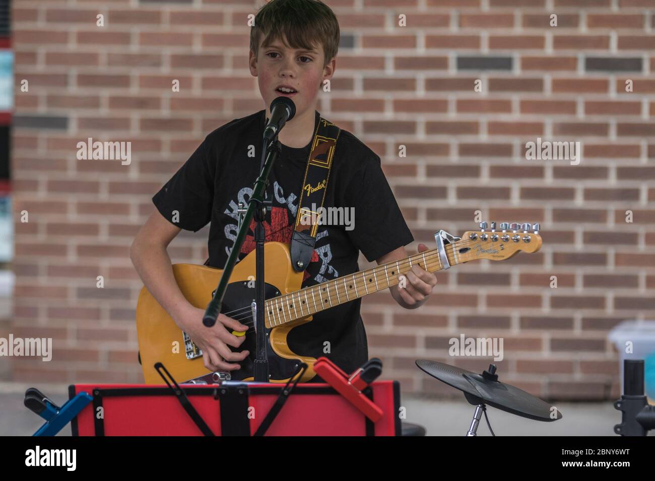 Teens singing hi-res stock photography and images - Alamy