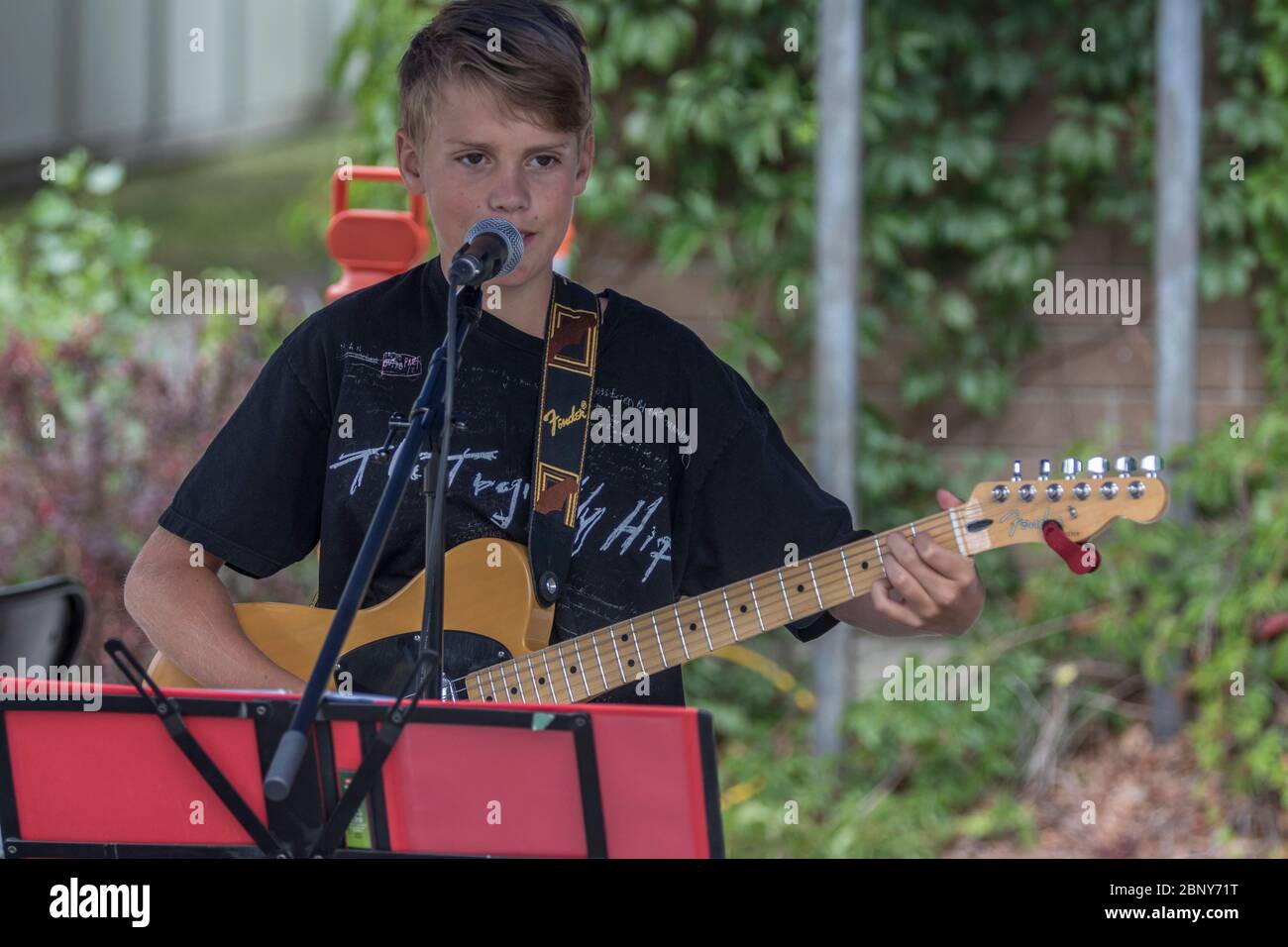 Singing to guitars hi-res stock photography and images - Alamy