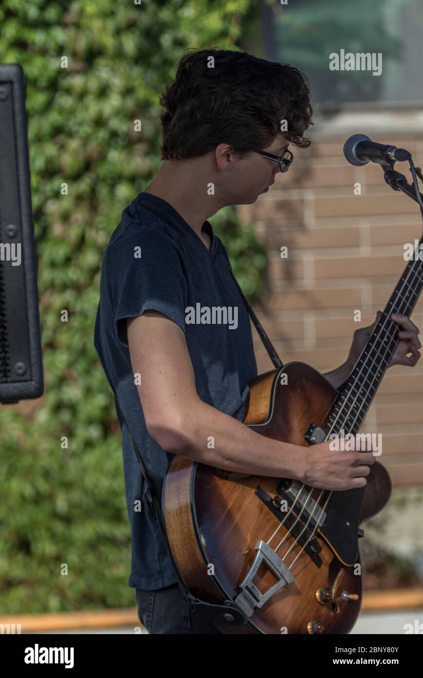 Man playing guitar outdoor hi-res stock photography and images - Alamy
