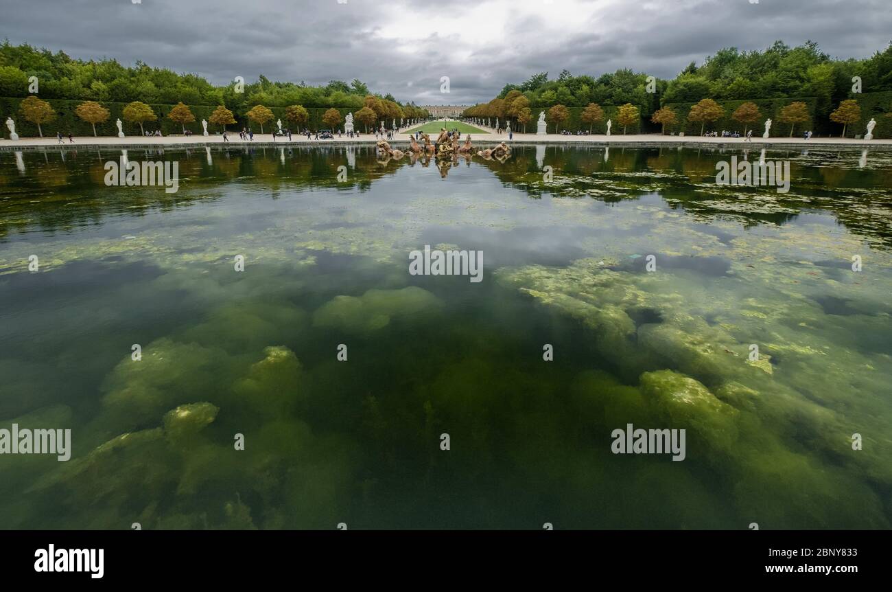 Reflecting pool in the gardens of Versailles Stock Photo - Alamy