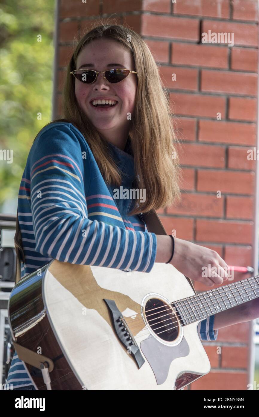 Teenager singing concert hi-res stock photography and images - Alamy