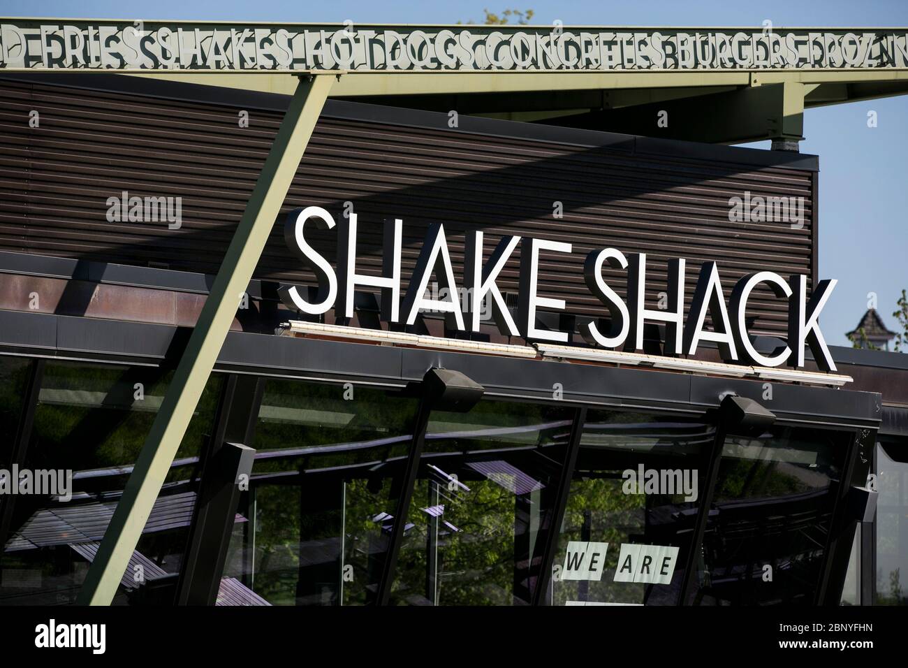 Shake shack logo hi-res stock photography and images - Alamy