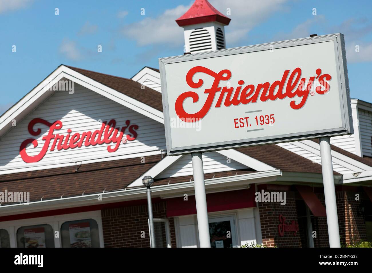 Sign storefront hi-res stock photography and images - Alamy