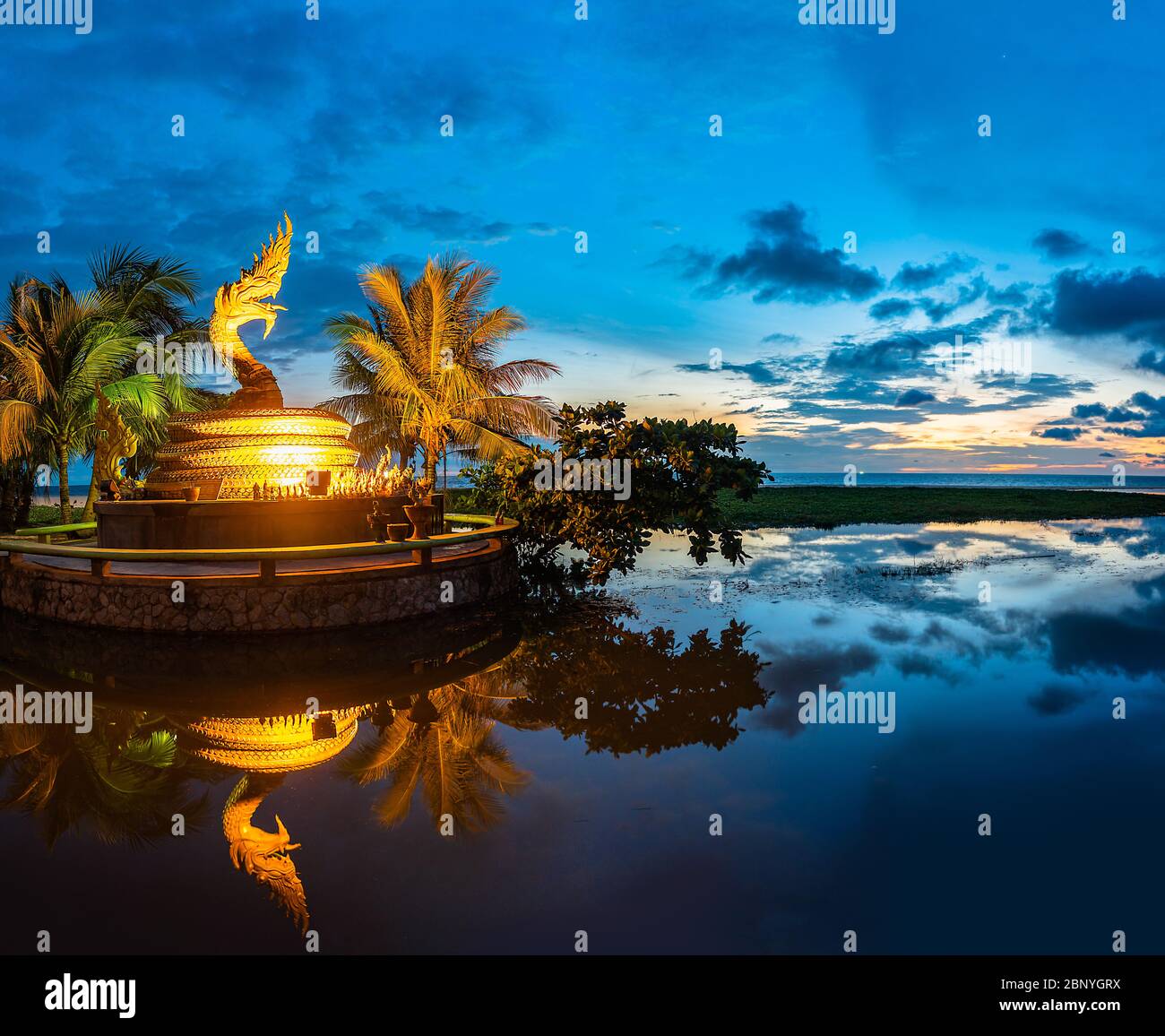 Sea serpent statue hi-res stock photography and images - Alamy