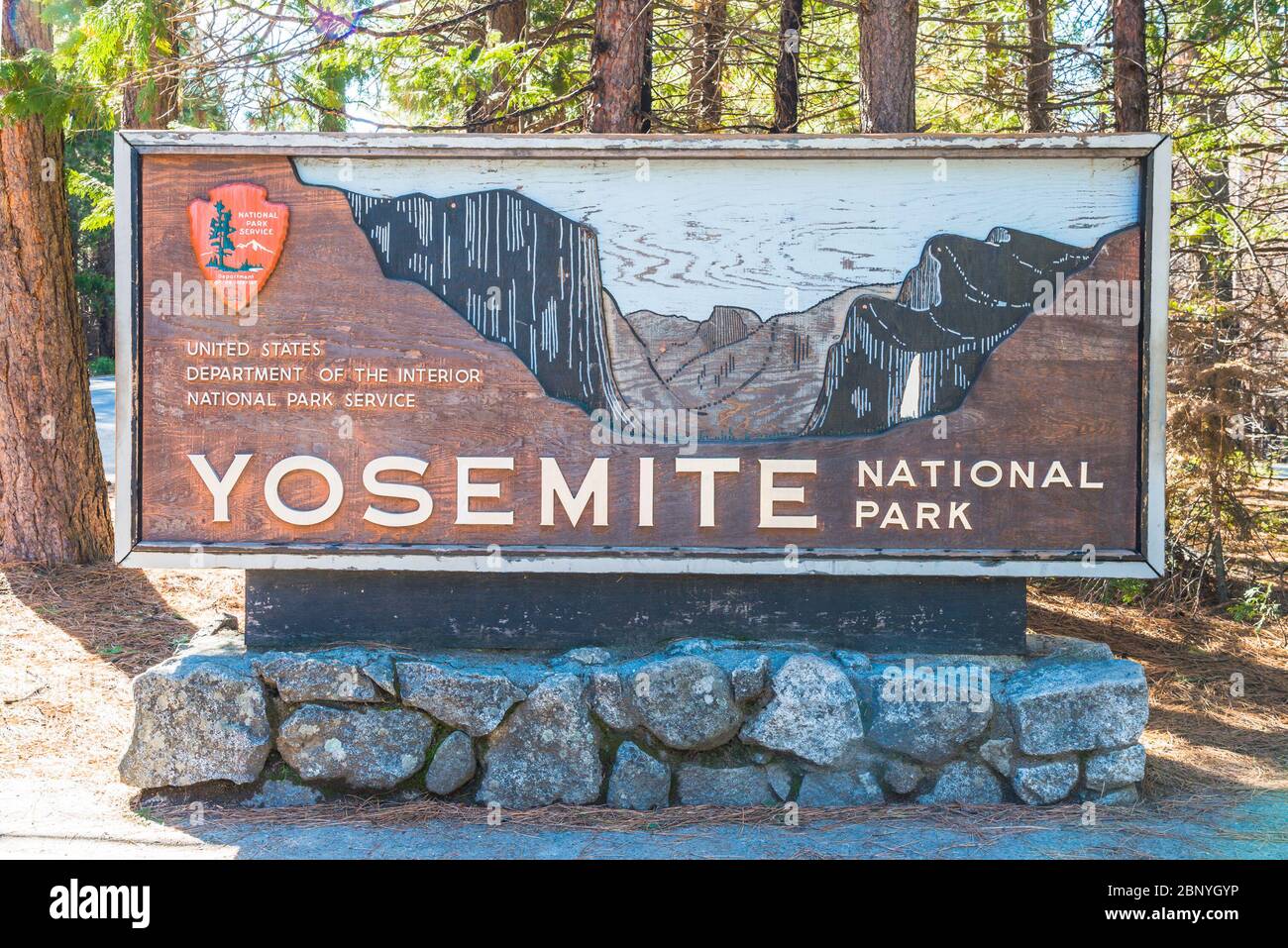 Yosemite national park entrance sign hi-res stock photography and ...