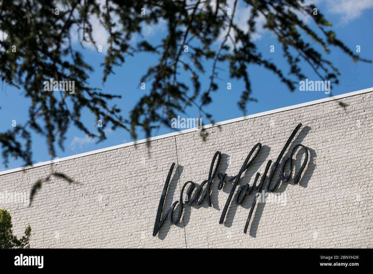 Lord and taylor logo hi-res stock photography and images - Alamy