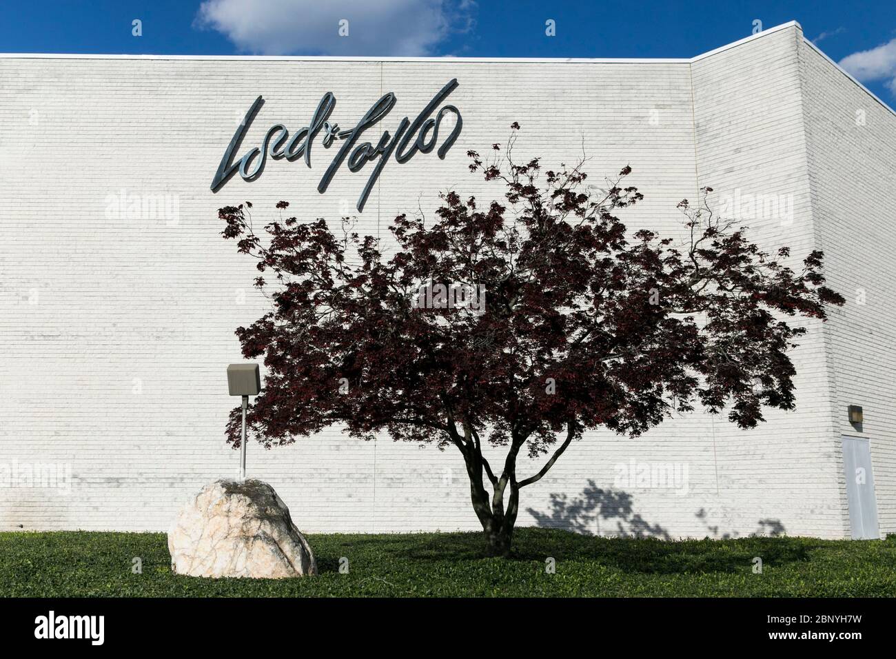 Lord and taylor logo hi-res stock photography and images - Alamy