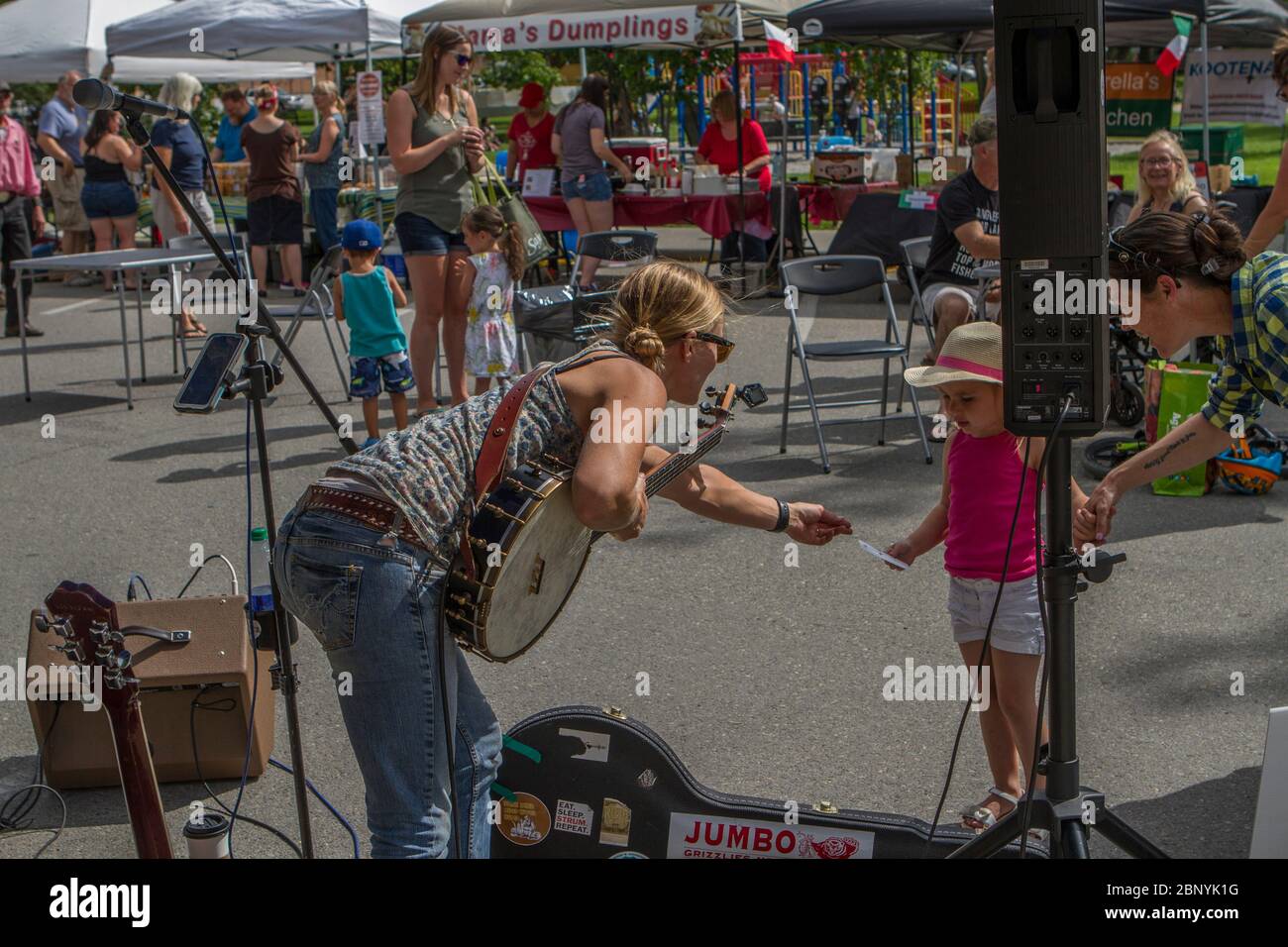 Blonde female singer hi-res stock photography and images - Alamy