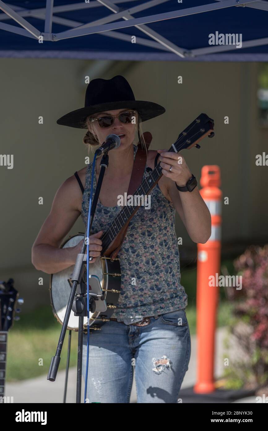 Woman playing banjo hi-res stock photography and images - Alamy