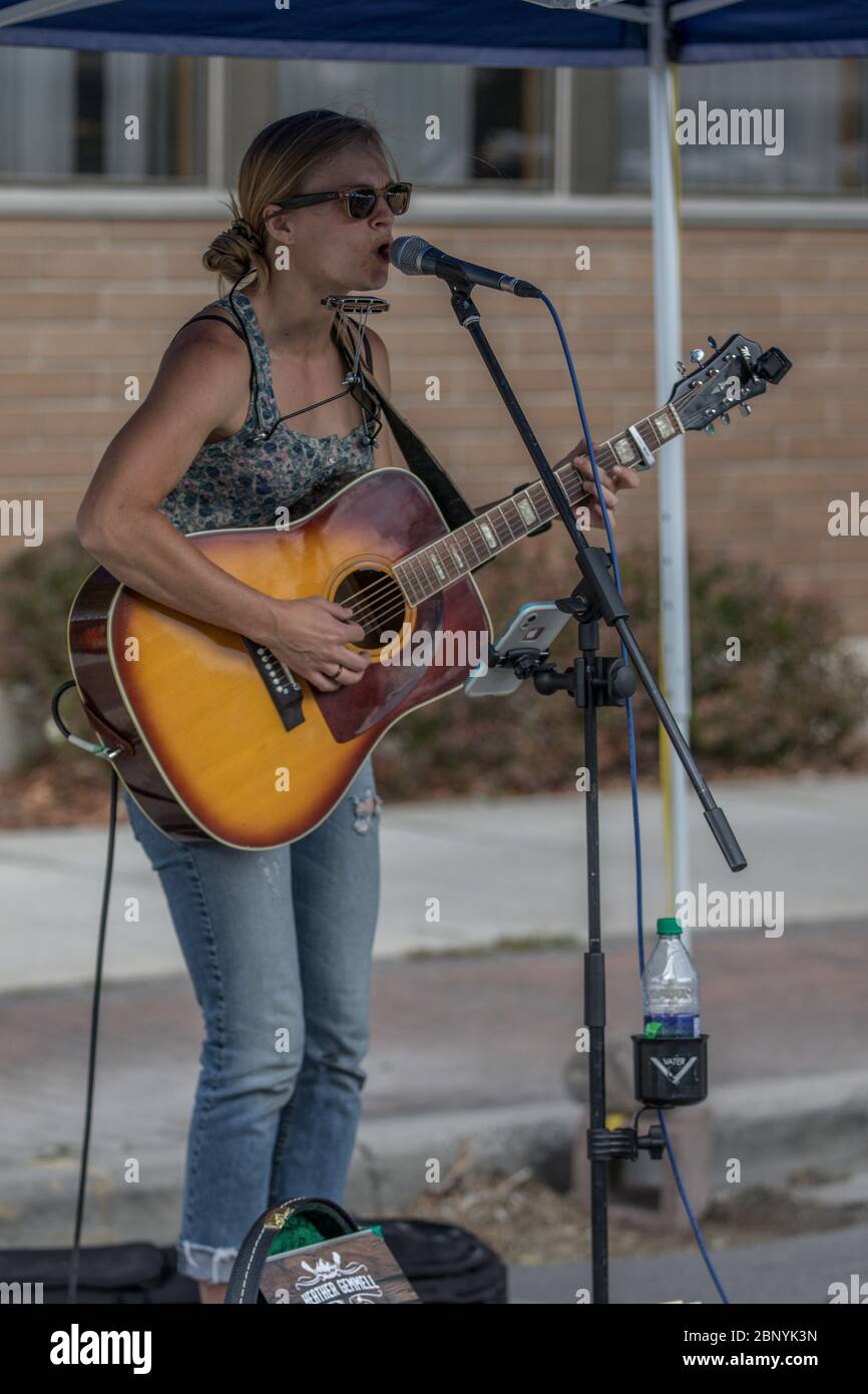 Female guitar player hi-res stock photography and images - Alamy