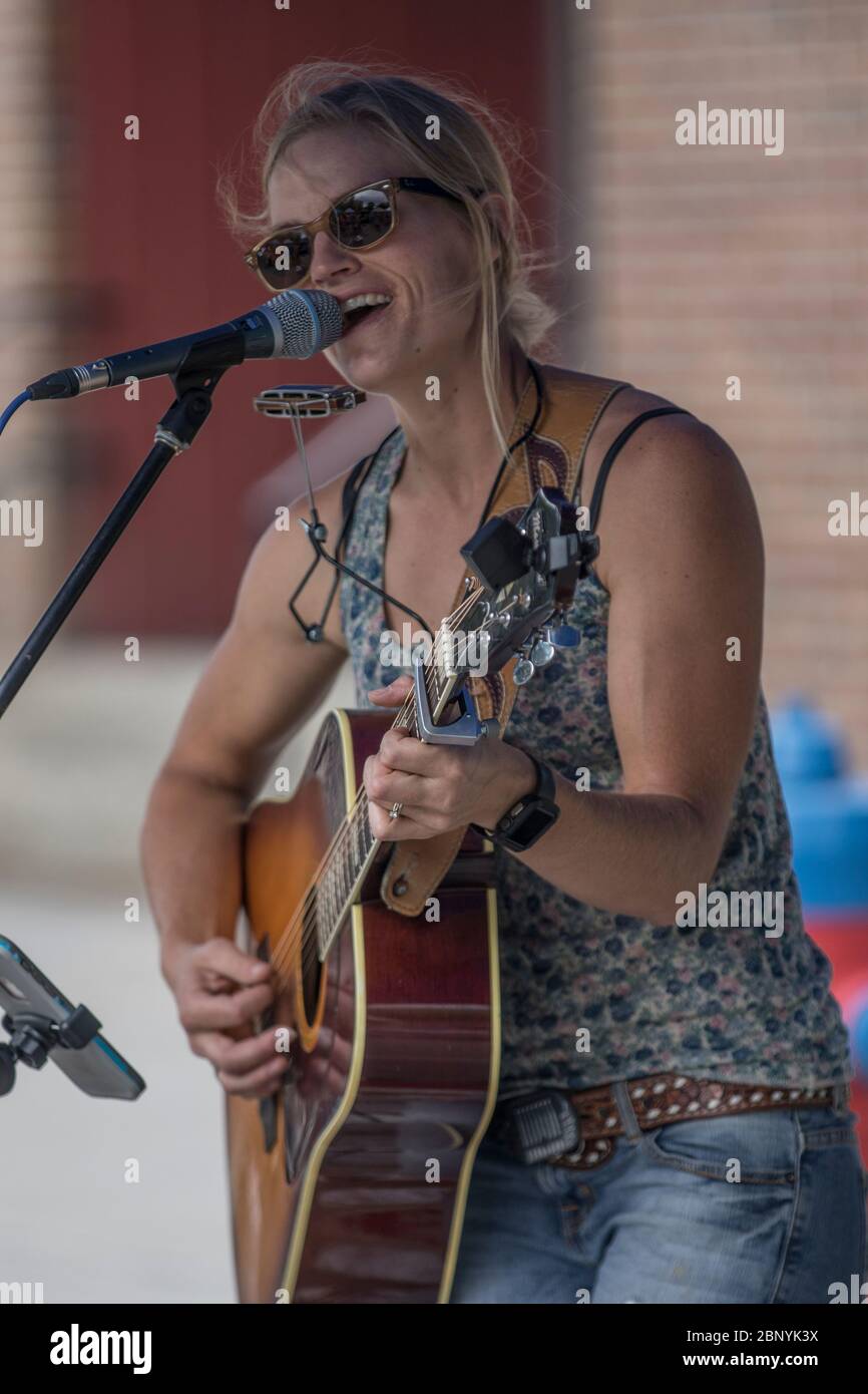 Female singer guitar singing hi-res stock photography and images - Alamy