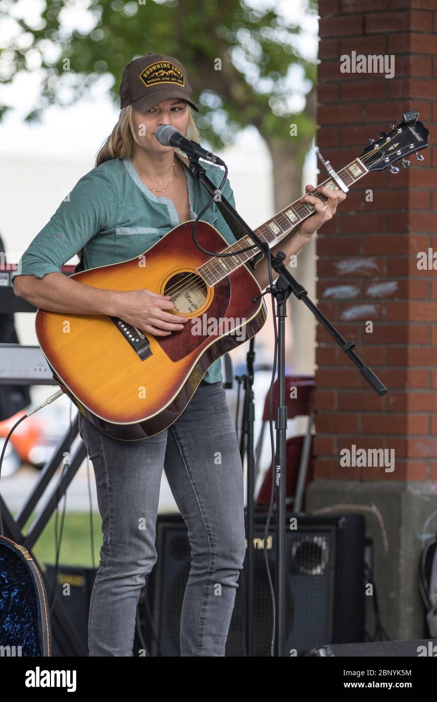 Girl playing mandolin hi-res stock photography and images - Alamy