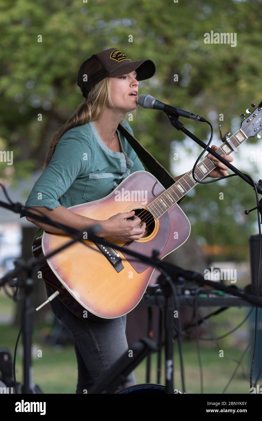 Female singer guitarist hi-res stock photography and images - Alamy