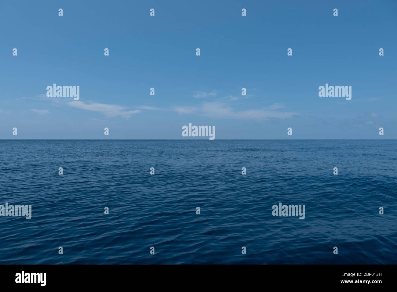 Horizon line between sea hi-res stock photography and images - Alamy