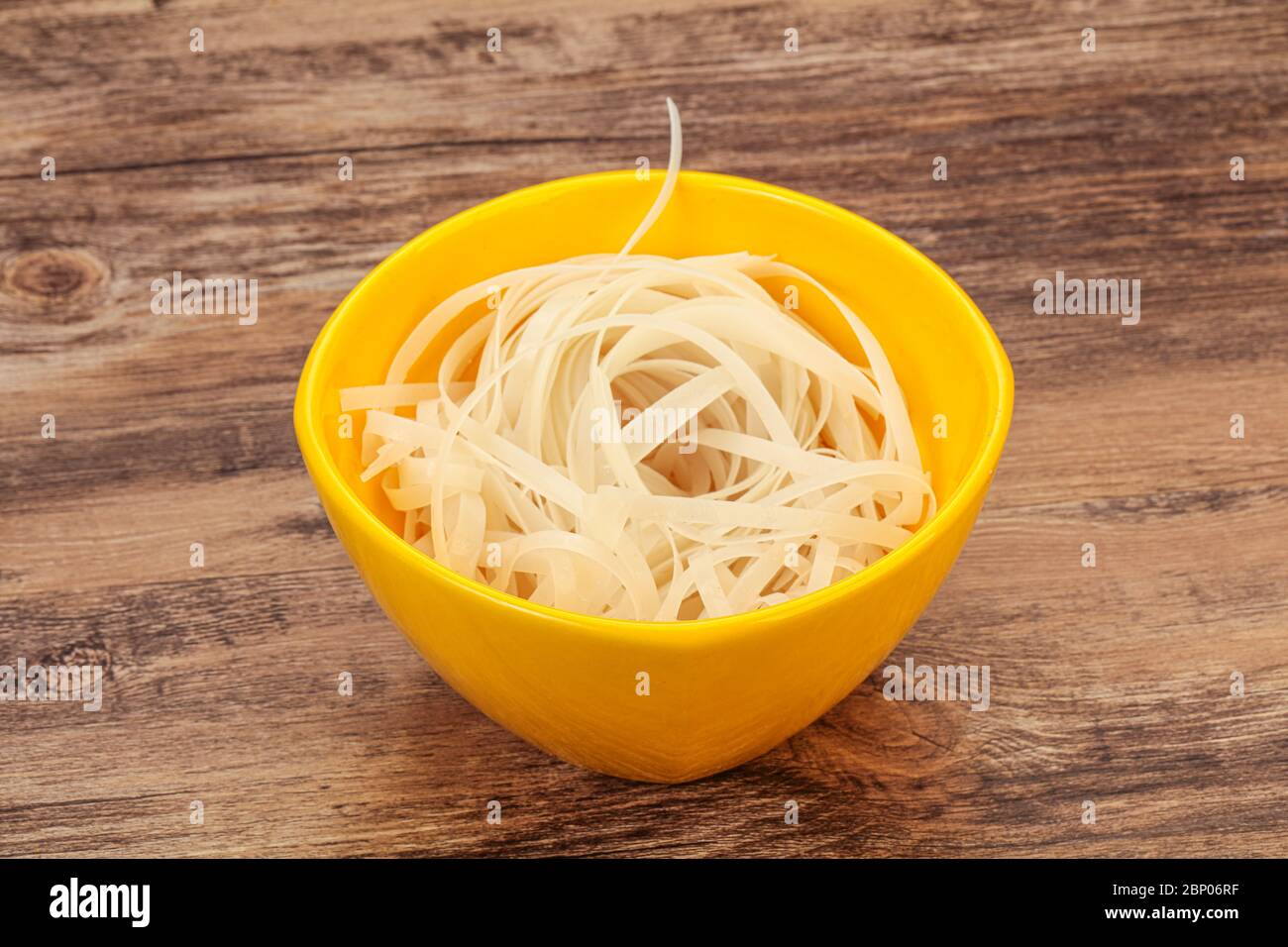 Boiled rice noodle ready for cooking Stock Photo - Alamy