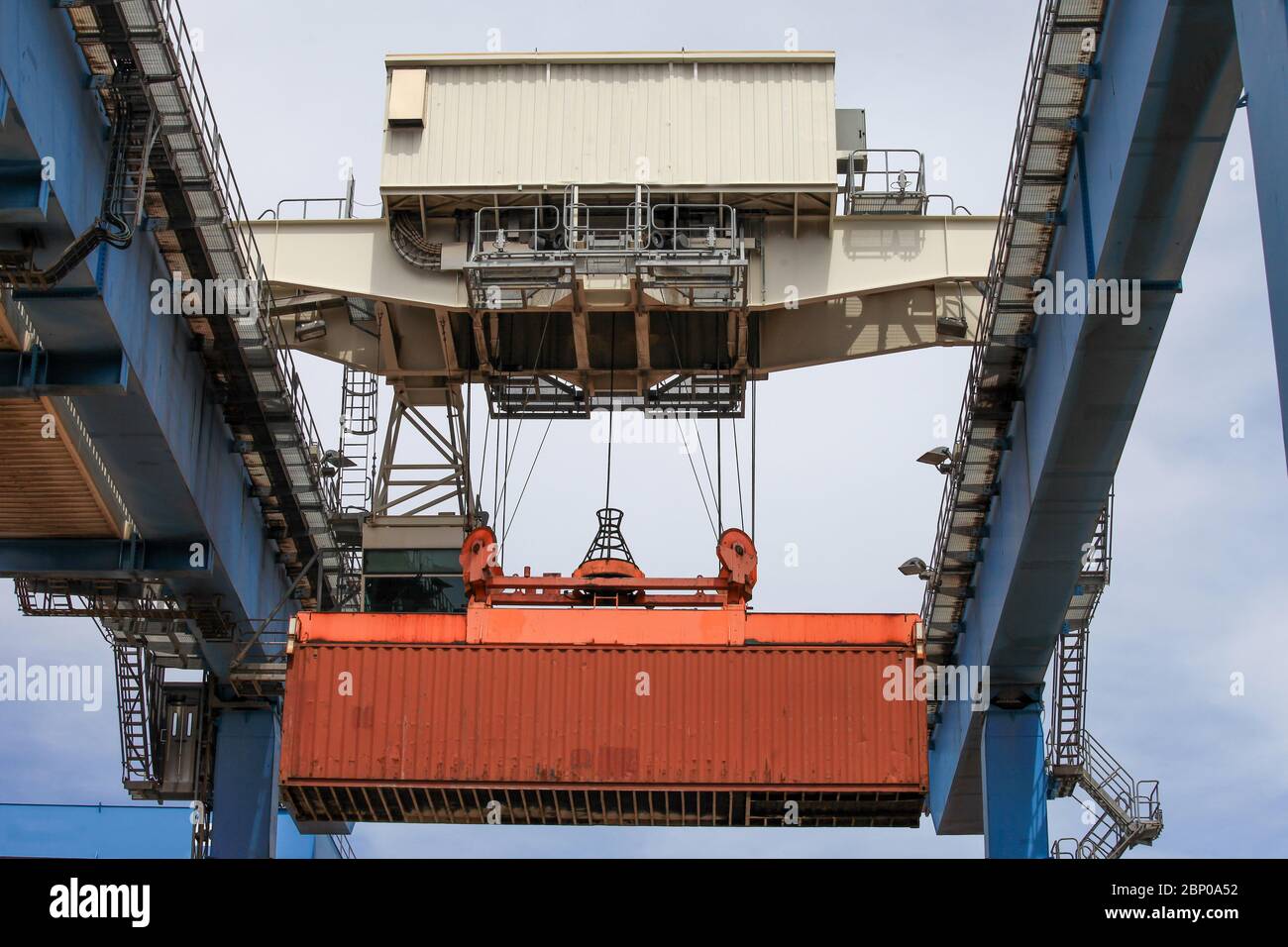Transtainer Carne lifting a Shipping Container Stock Photo - Alamy