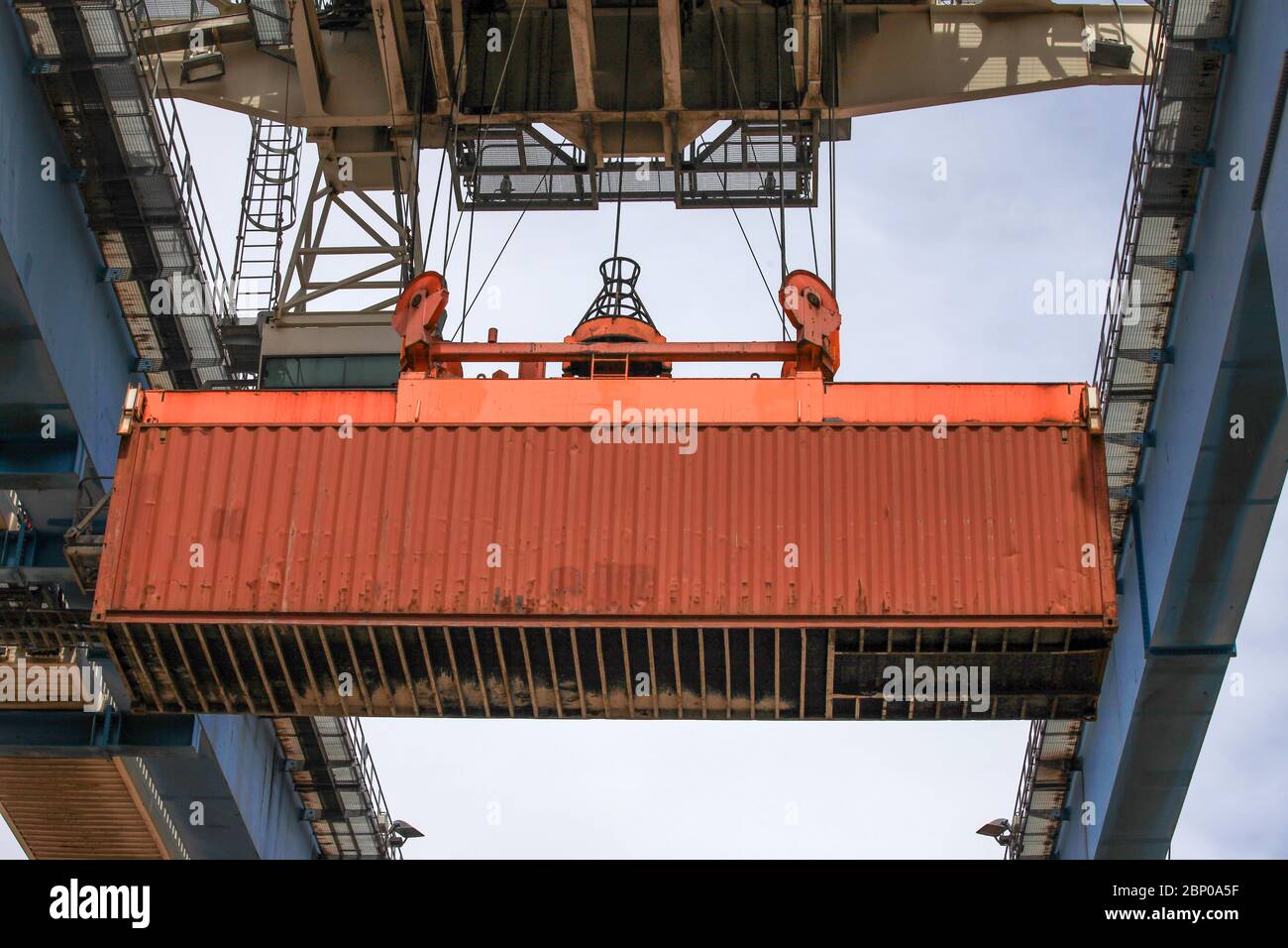 Transtainer Carne lifting a Shipping Container Stock Photo - Alamy