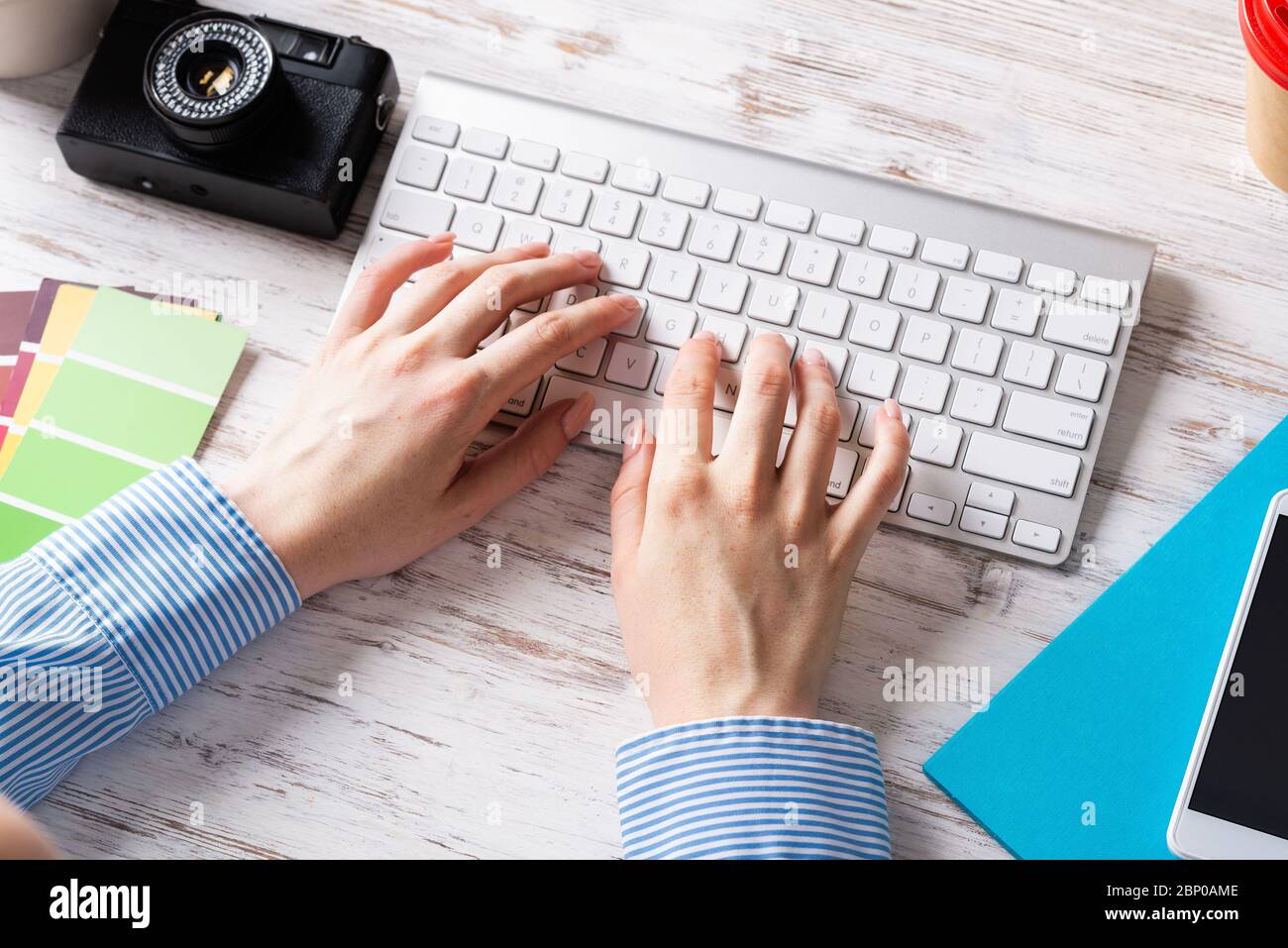 Photo freelancer lady typing hi-res stock photography and images - Alamy