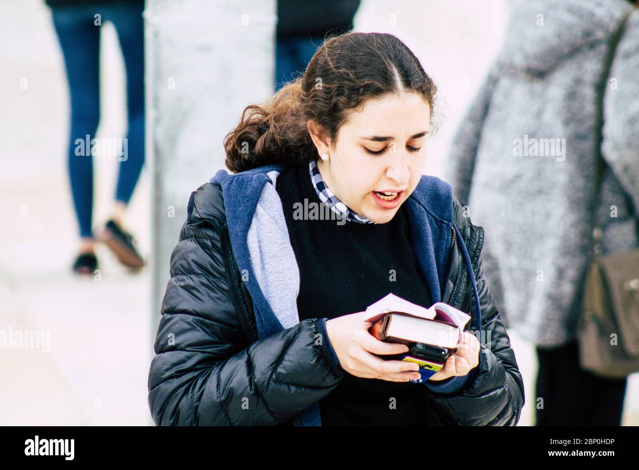 Jerusalem Israel December 12, 2019 View of unknown woman praying front ...