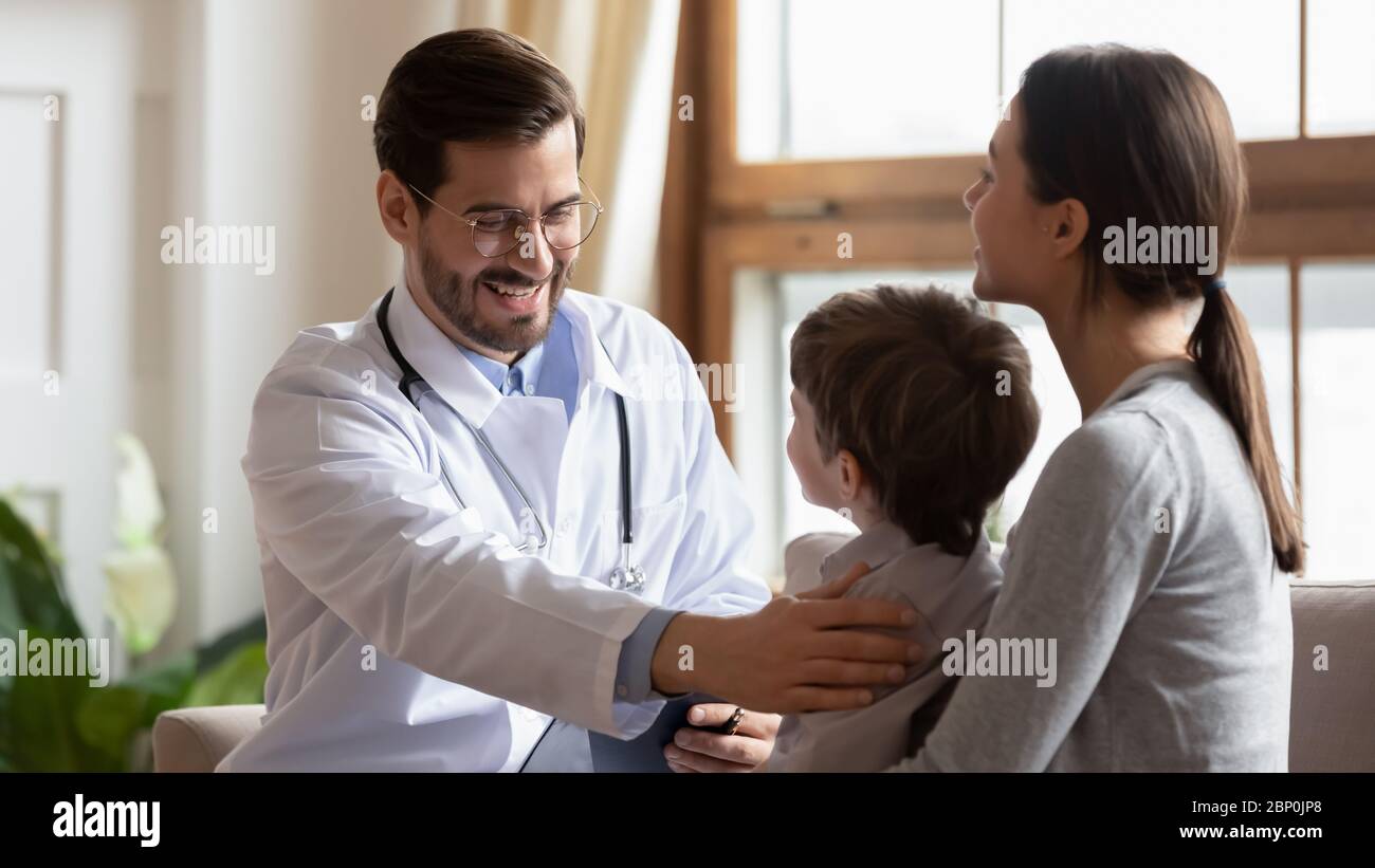 Caring male doctor cheer little boy patient a checkup Stock Photo - Alamy