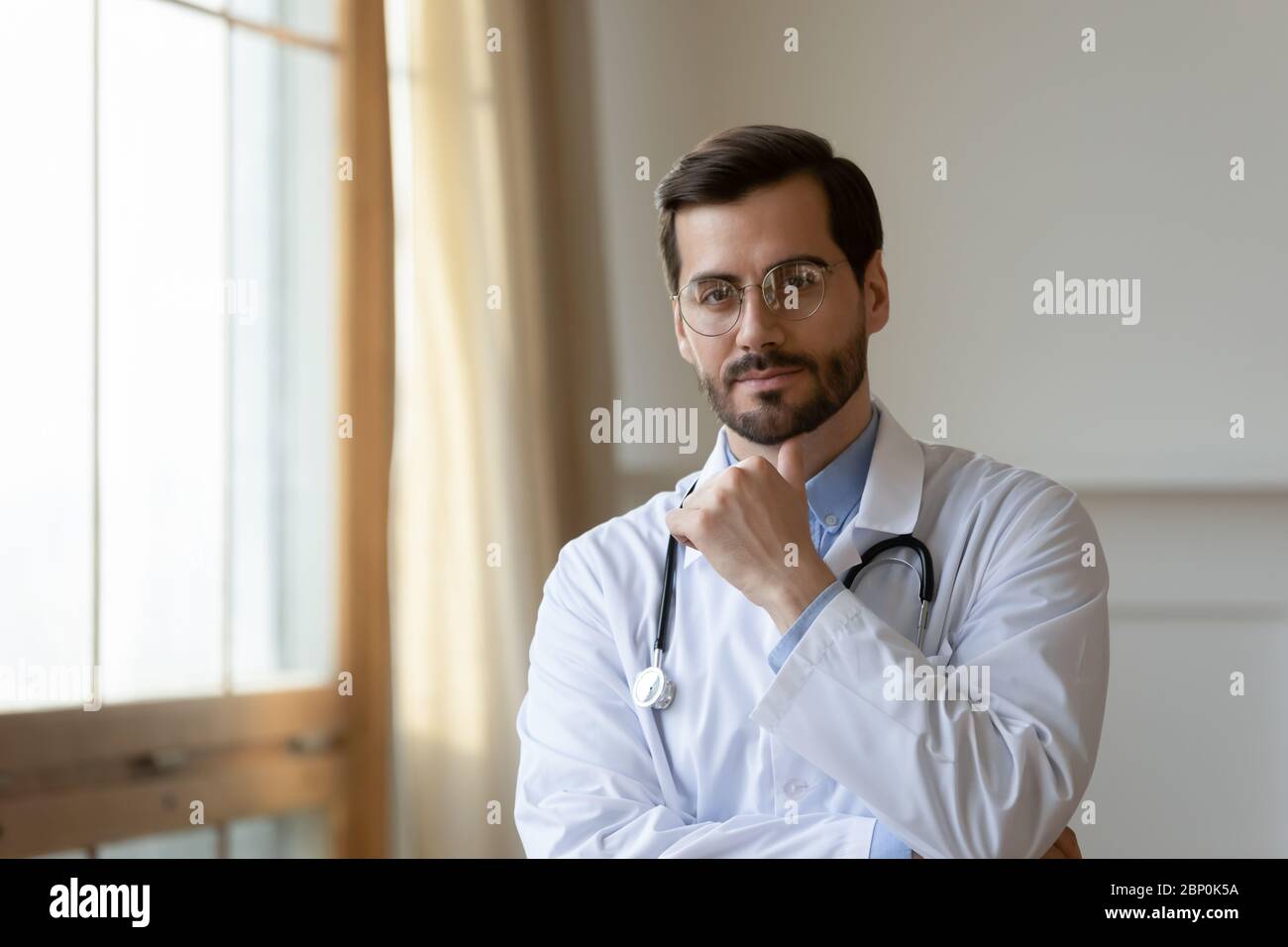 Serious male doctor hi-res stock photography and images - Alamy