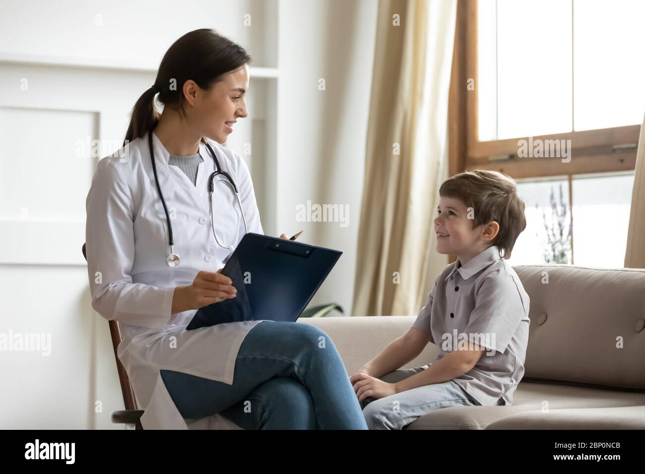 Pediatric doctor hi-res stock photography and images - Alamy