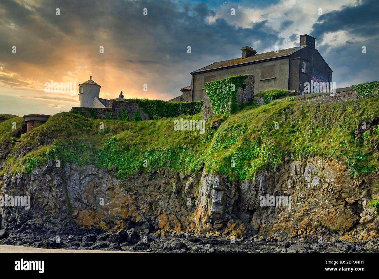 Ancient fortress on cliff edge hi-res stock photography and images - Alamy