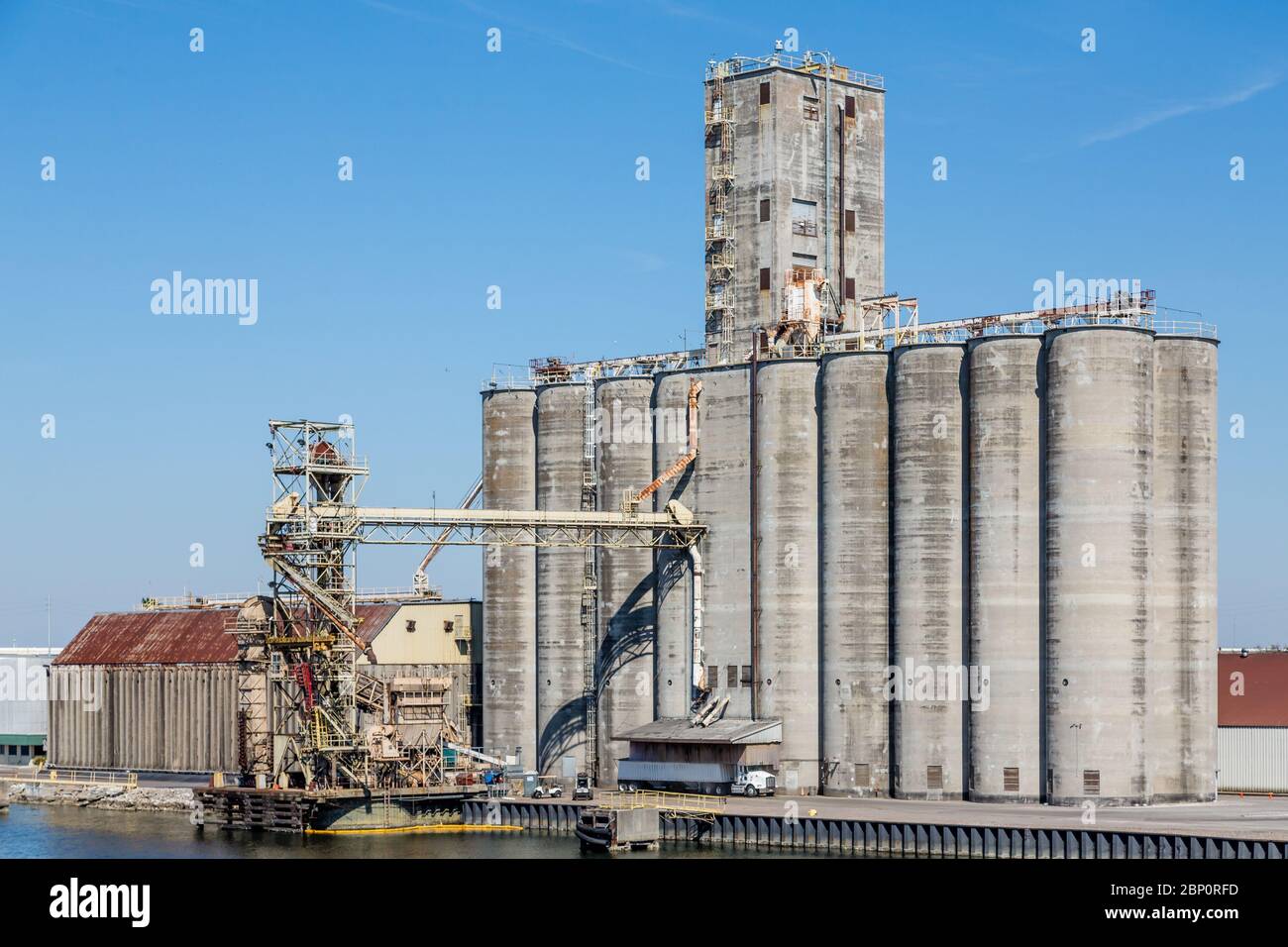 Massive Grain Silos Stock Photo - Alamy