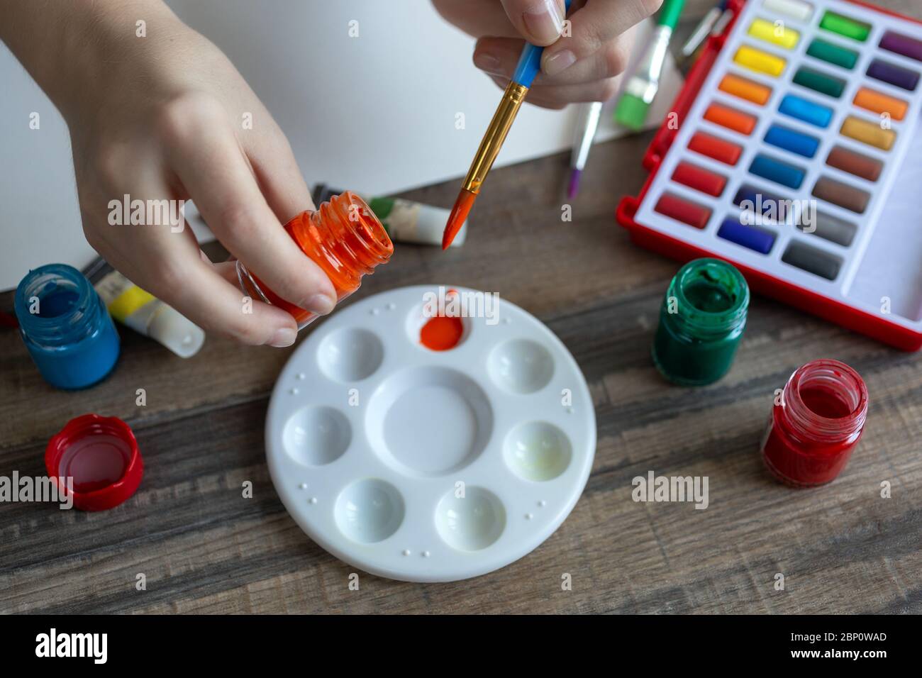 Hands artist mixing paint colors hi-res stock photography and images ...