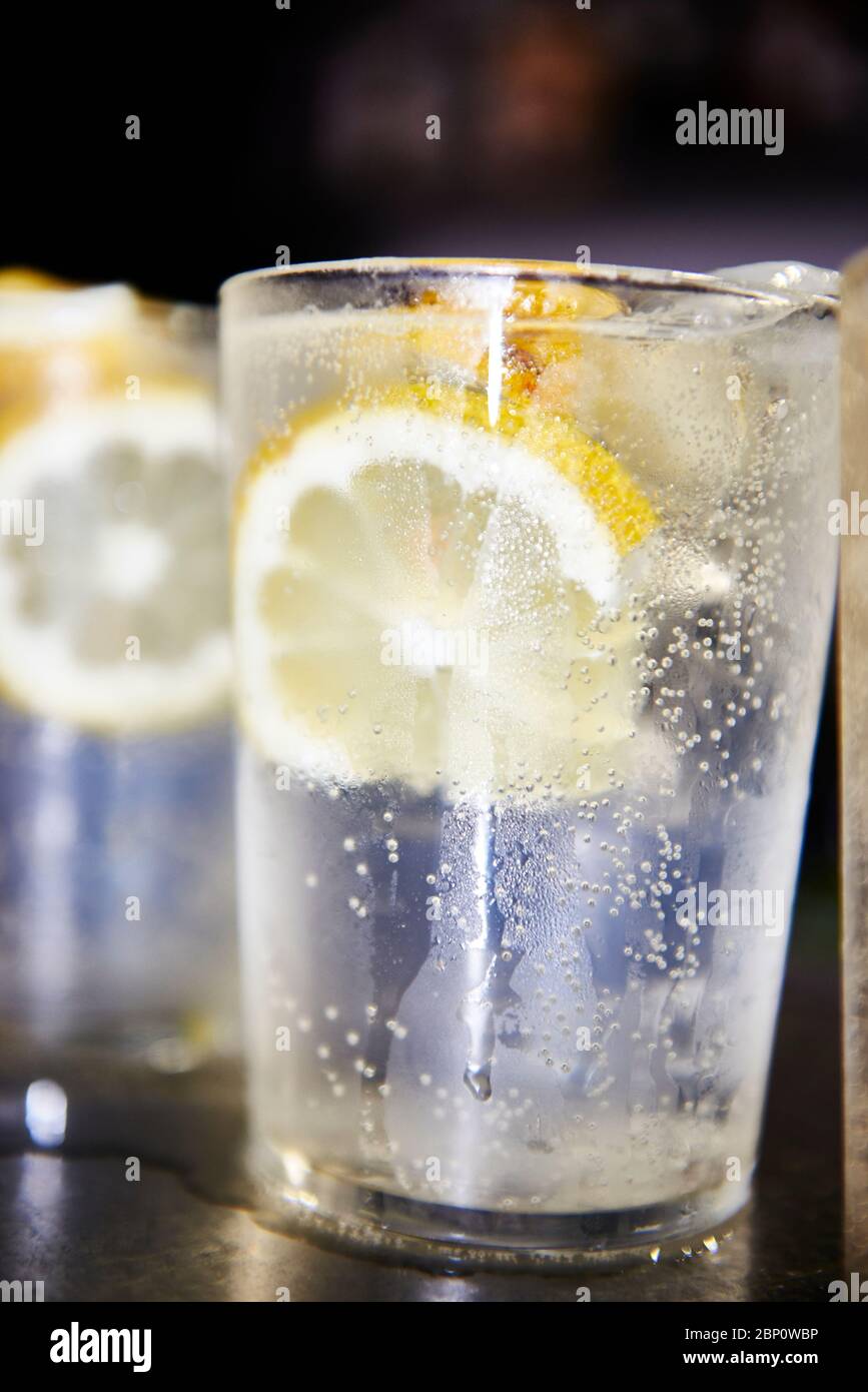 Lime and bubbles in a gin and tonic Stock Photo - Alamy