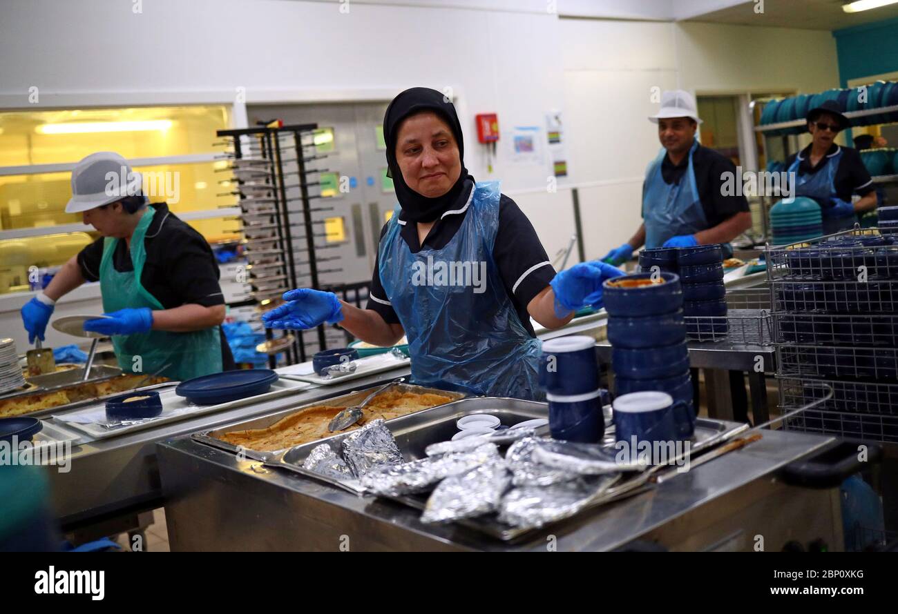 Hospital kitchen staff hi-res stock photography and images - Alamy