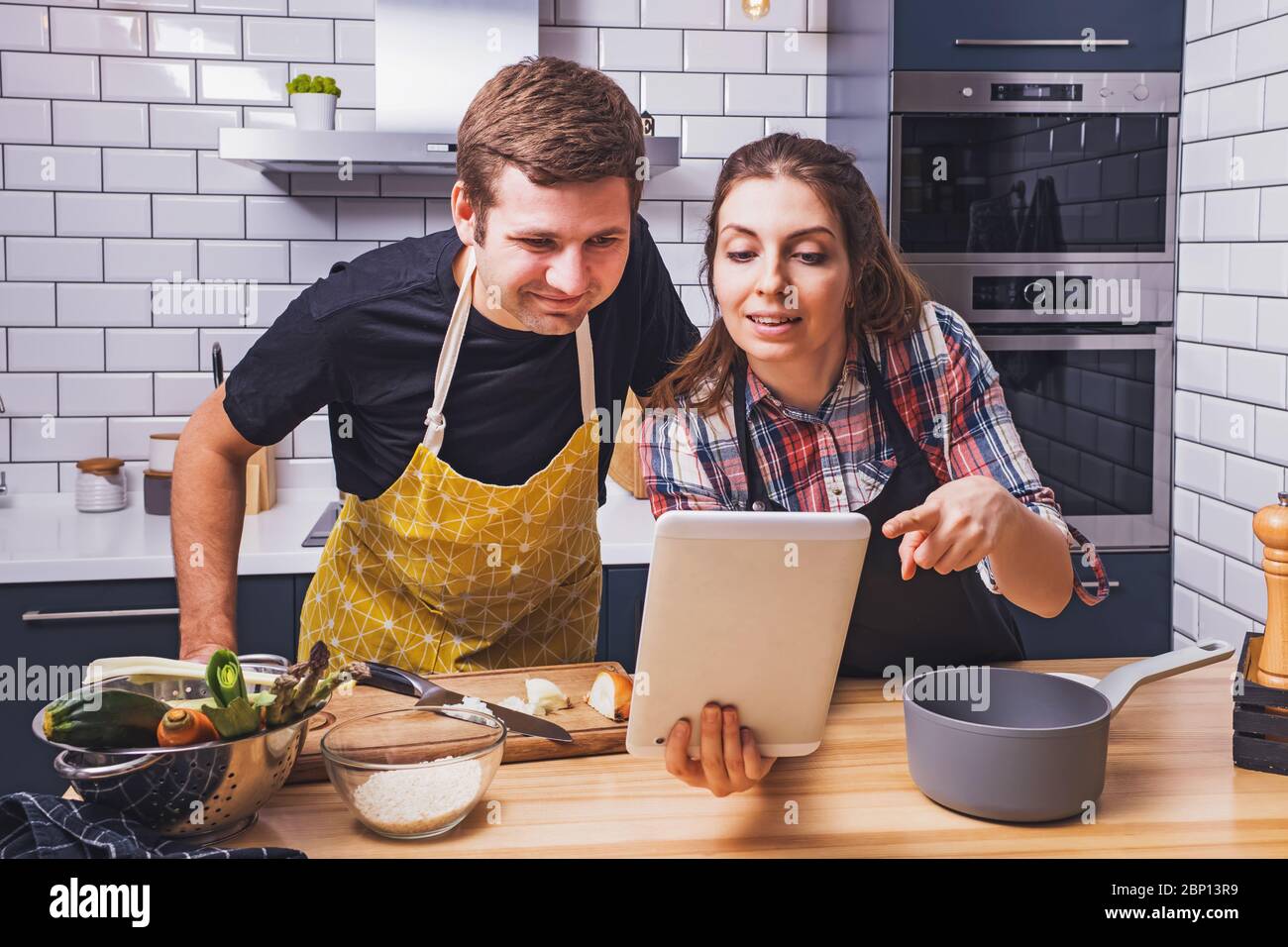 Couple meal home hi-res stock photography and images - Alamy