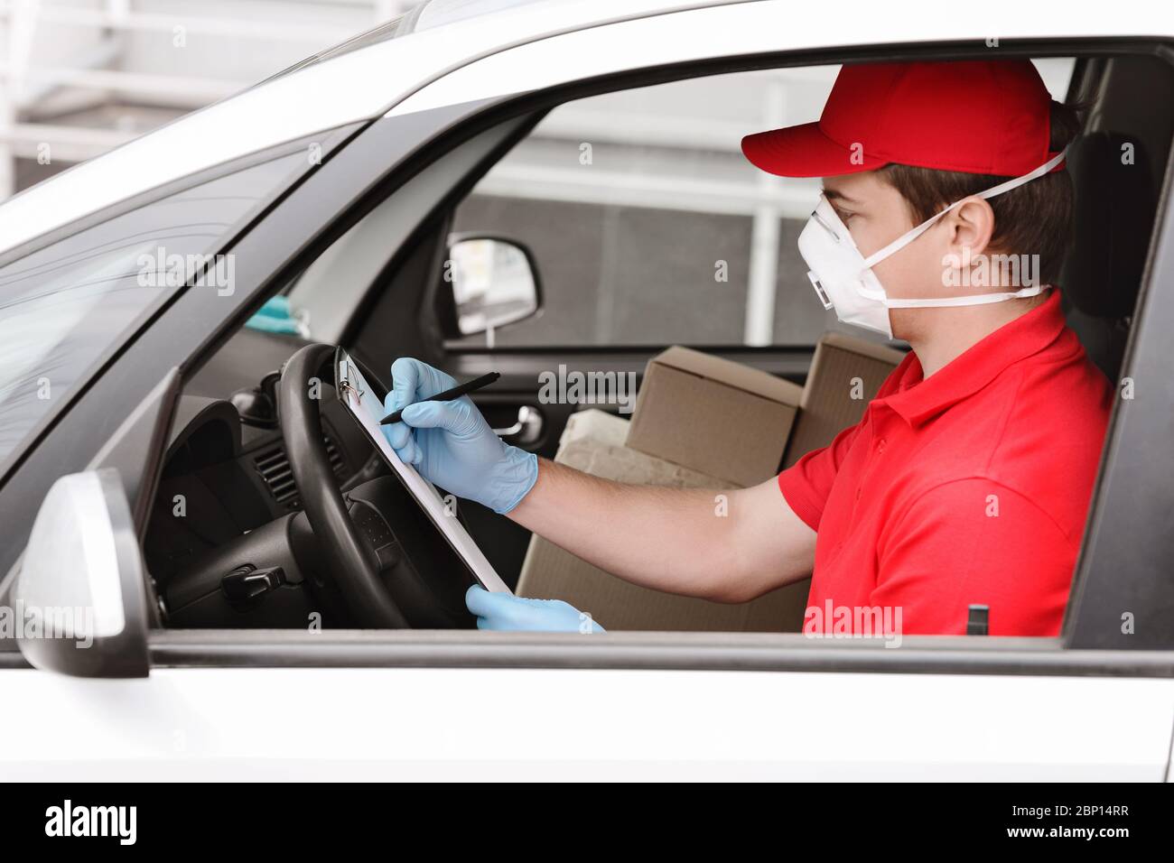 Delivery man boxes hi-res stock photography and images - Alamy