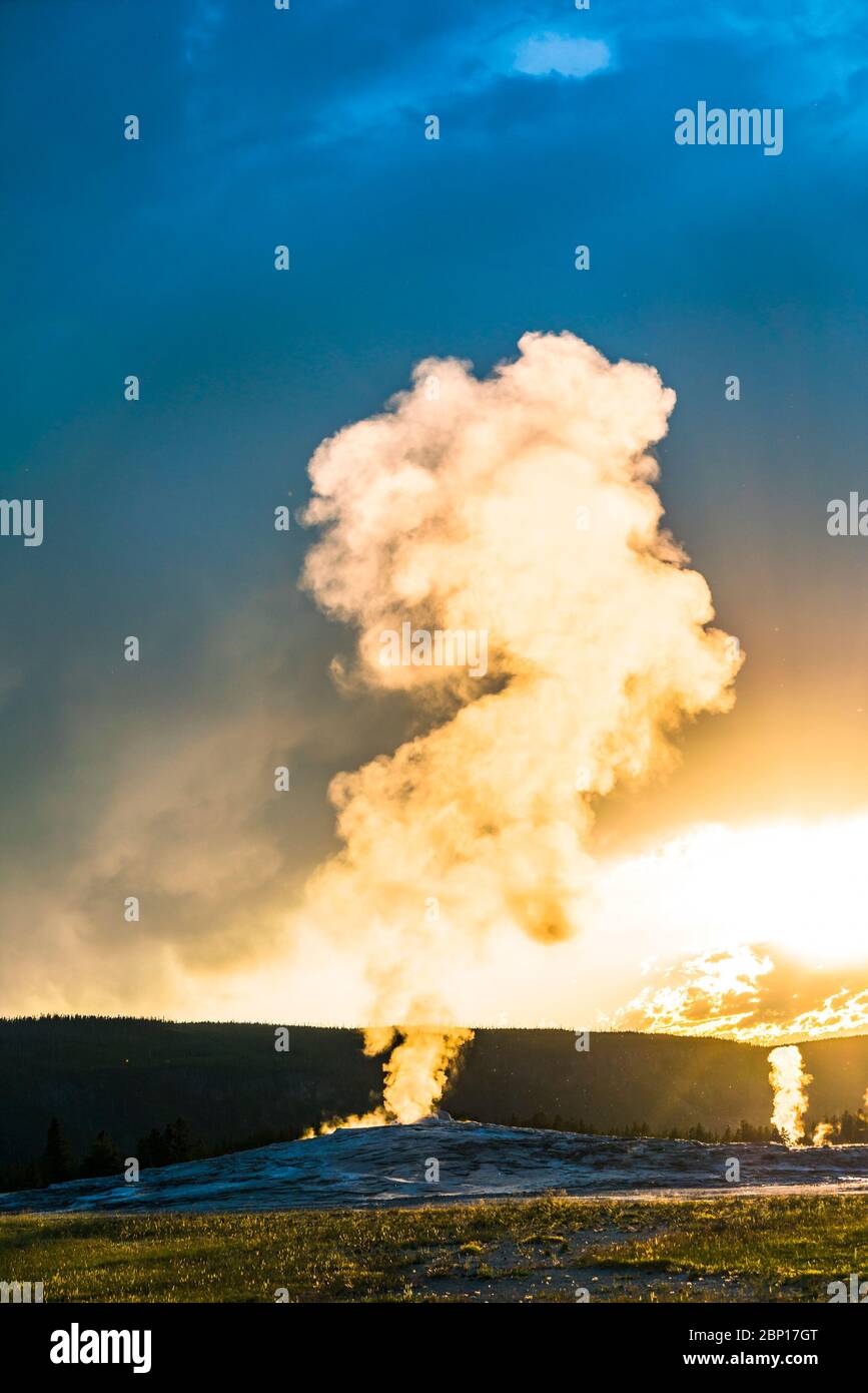 Old faithful yellowstone sunset hi-res stock photography and images - Alamy