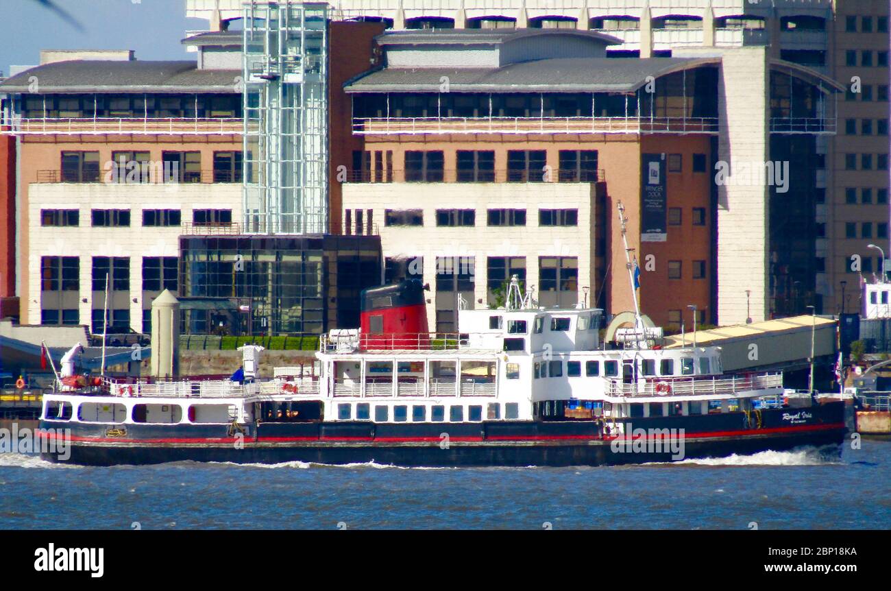 Hms iris hi-res stock photography and images - Alamy