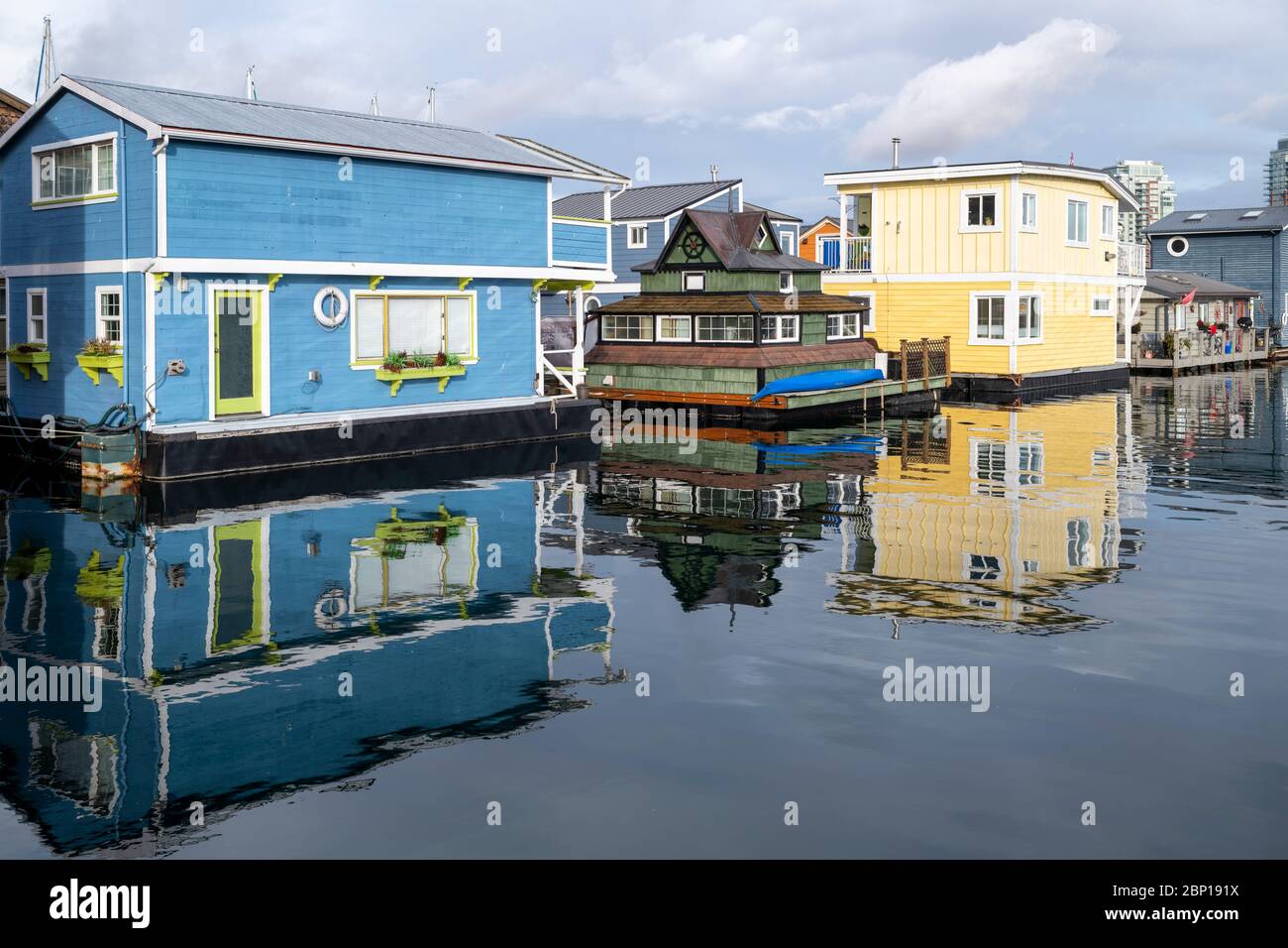 Floating homes on Victoria Harbour Stock Photo - Alamy