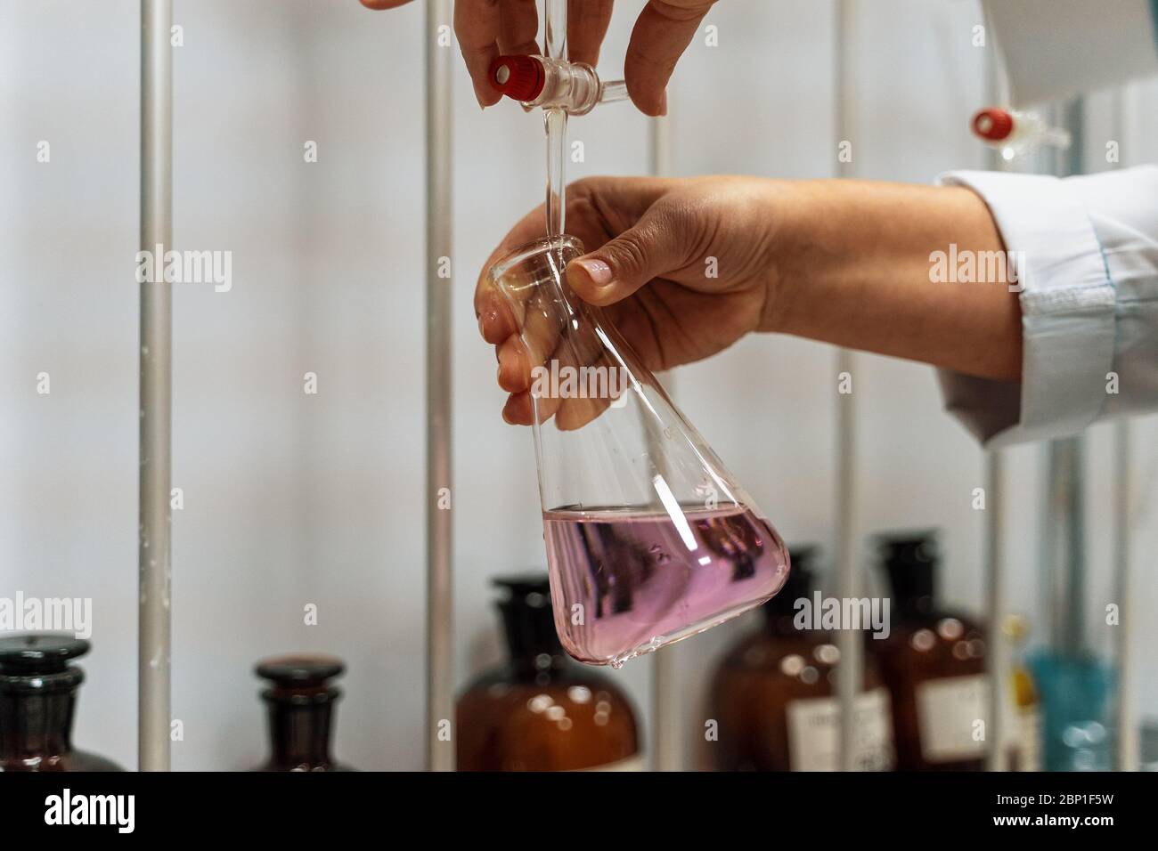 Laboratory beaker in test, chemical reaction, close up Stock Photo - Alamy