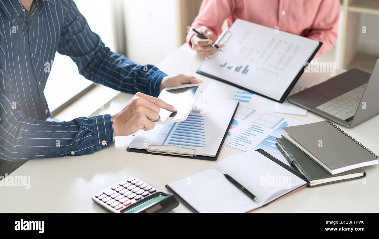 Business Team Entrepreneur discussing and analysis report chart data in ...