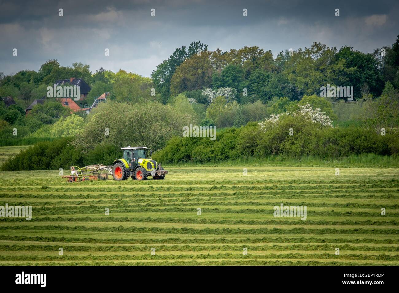 Bauer auf seinem traktor hi-res stock photography and images - Alamy
