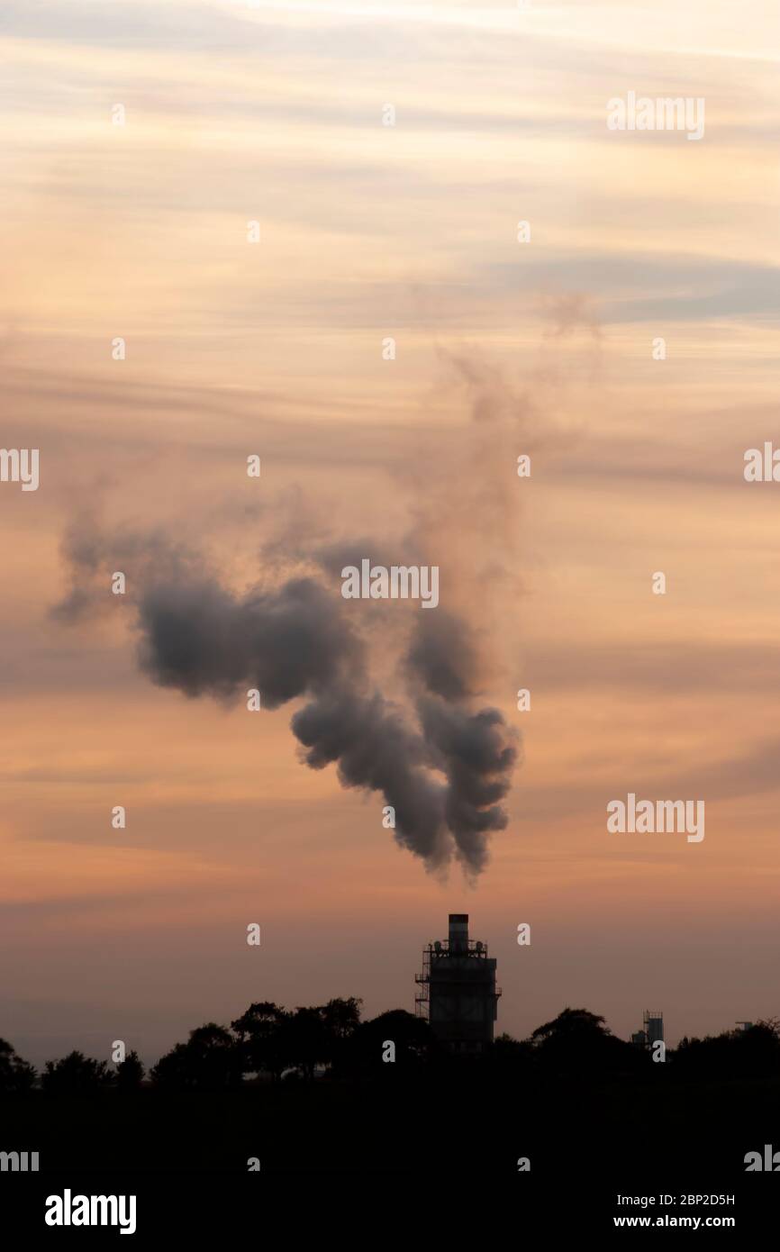 Factory spewing smoke hi-res stock photography and images - Alamy