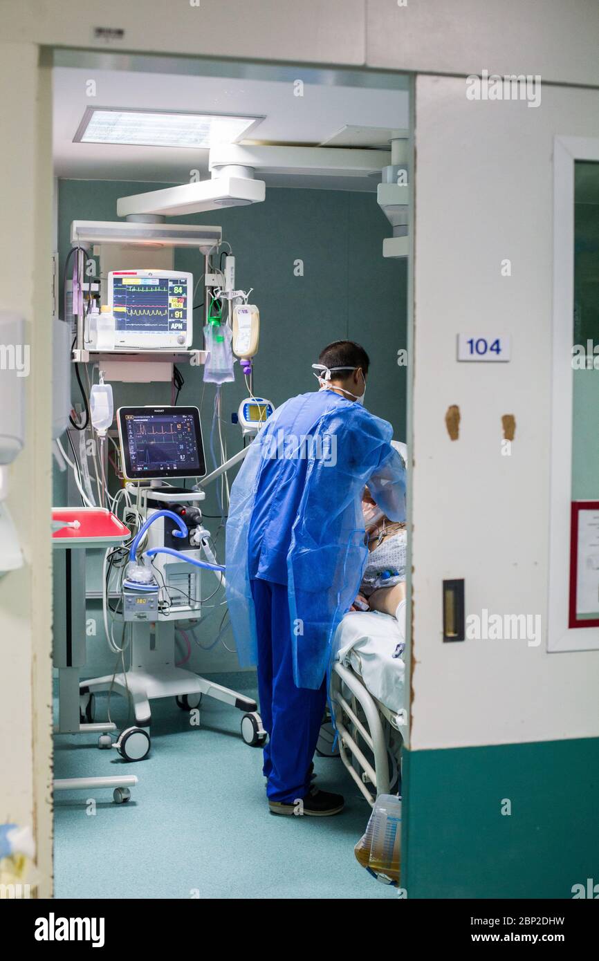 Coma patient intensive care unit hi-res stock photography and images ...