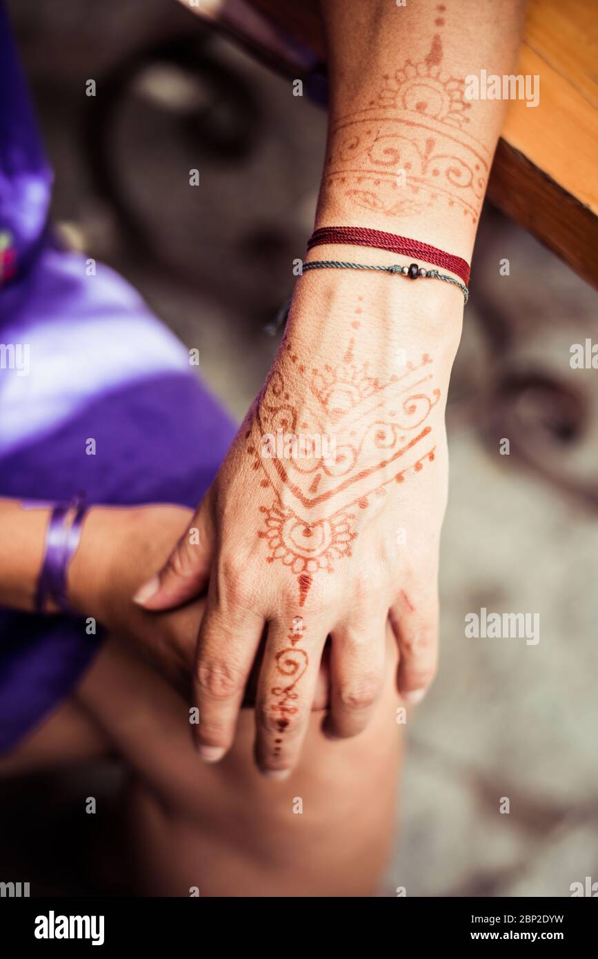 Henna tattoo on the hand of a woman Stock Photo - Alamy