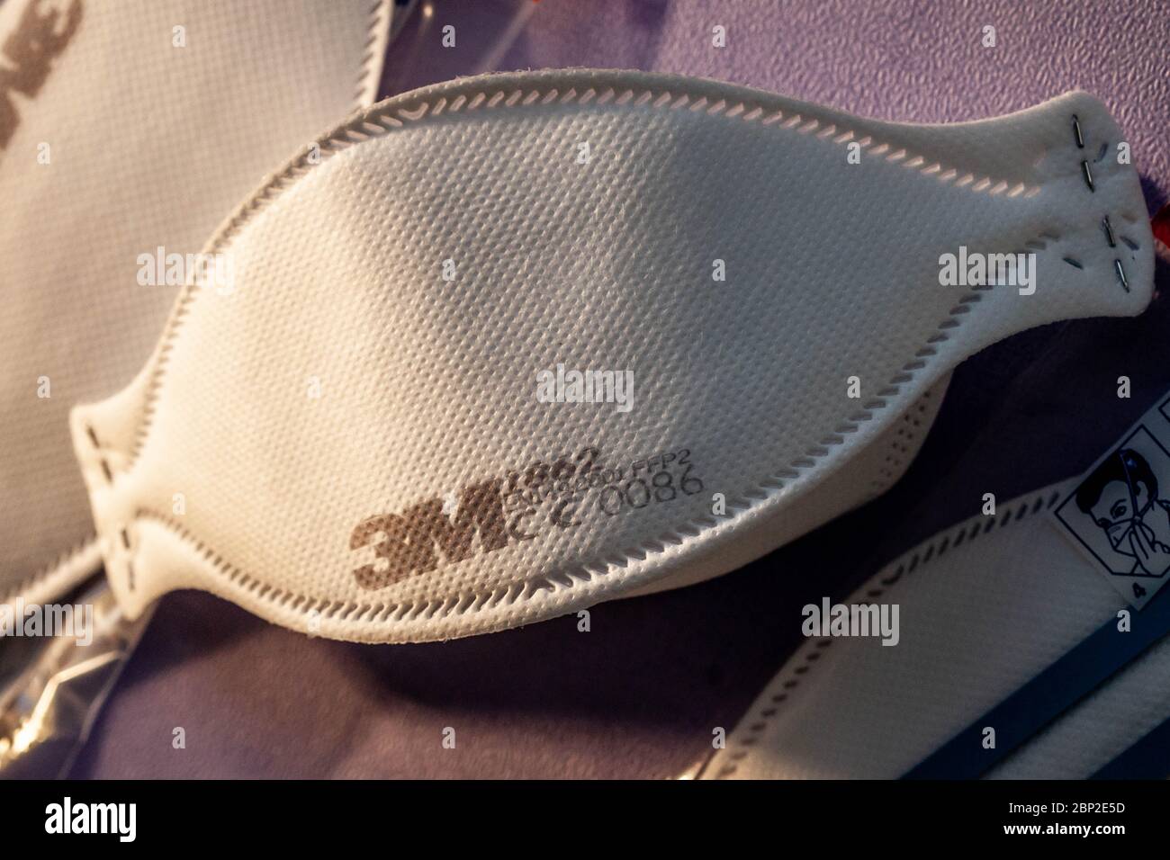 Protective breathing mask FFP2 (in conformity with the standard EN149 ...