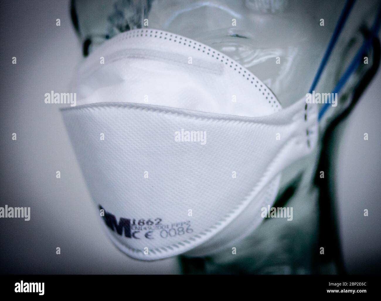 Protective breathing mask FFP2 (in conformity with the standard EN149 ...