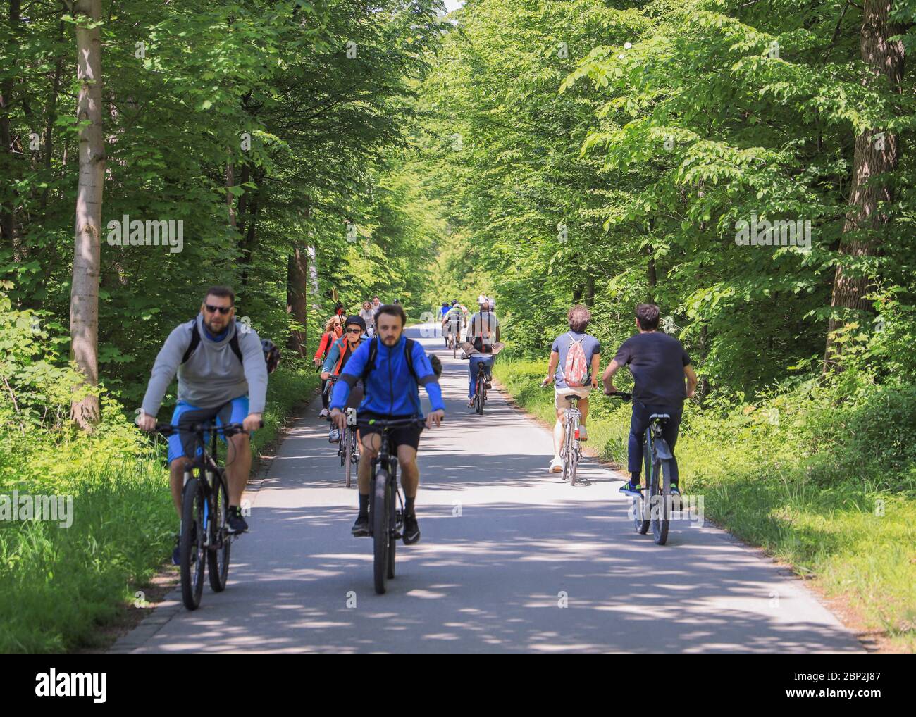 Sunday afternoon on the banks of the Isar river during Corona lockdown ...