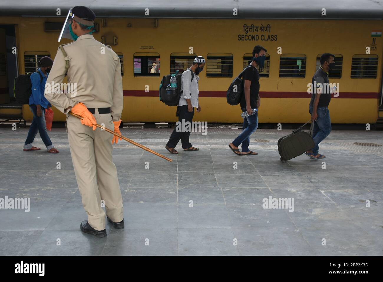 Howrah railway platform hi-res stock photography and images - Alamy