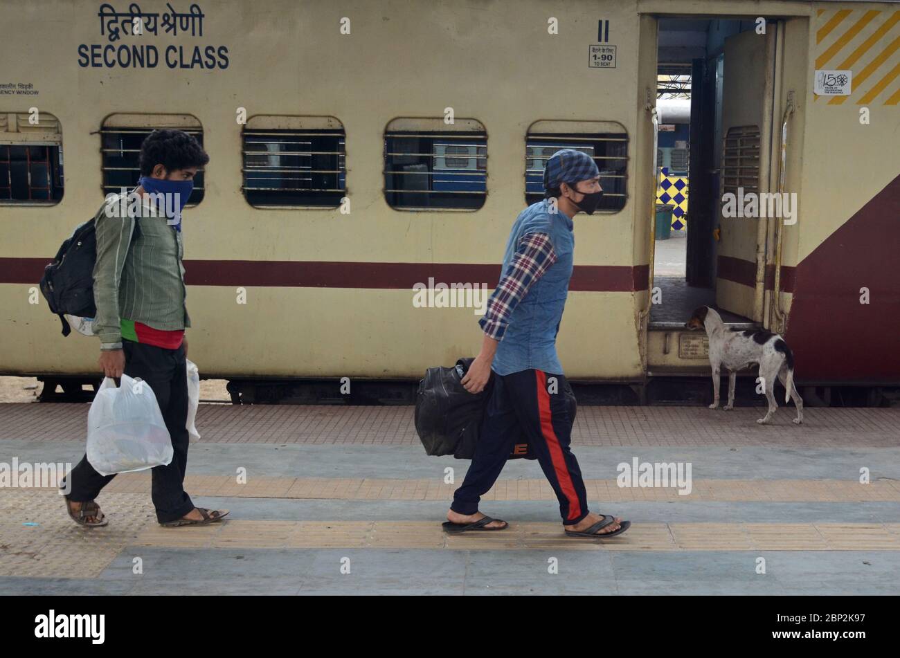 Howrah railway platform hi-res stock photography and images - Alamy