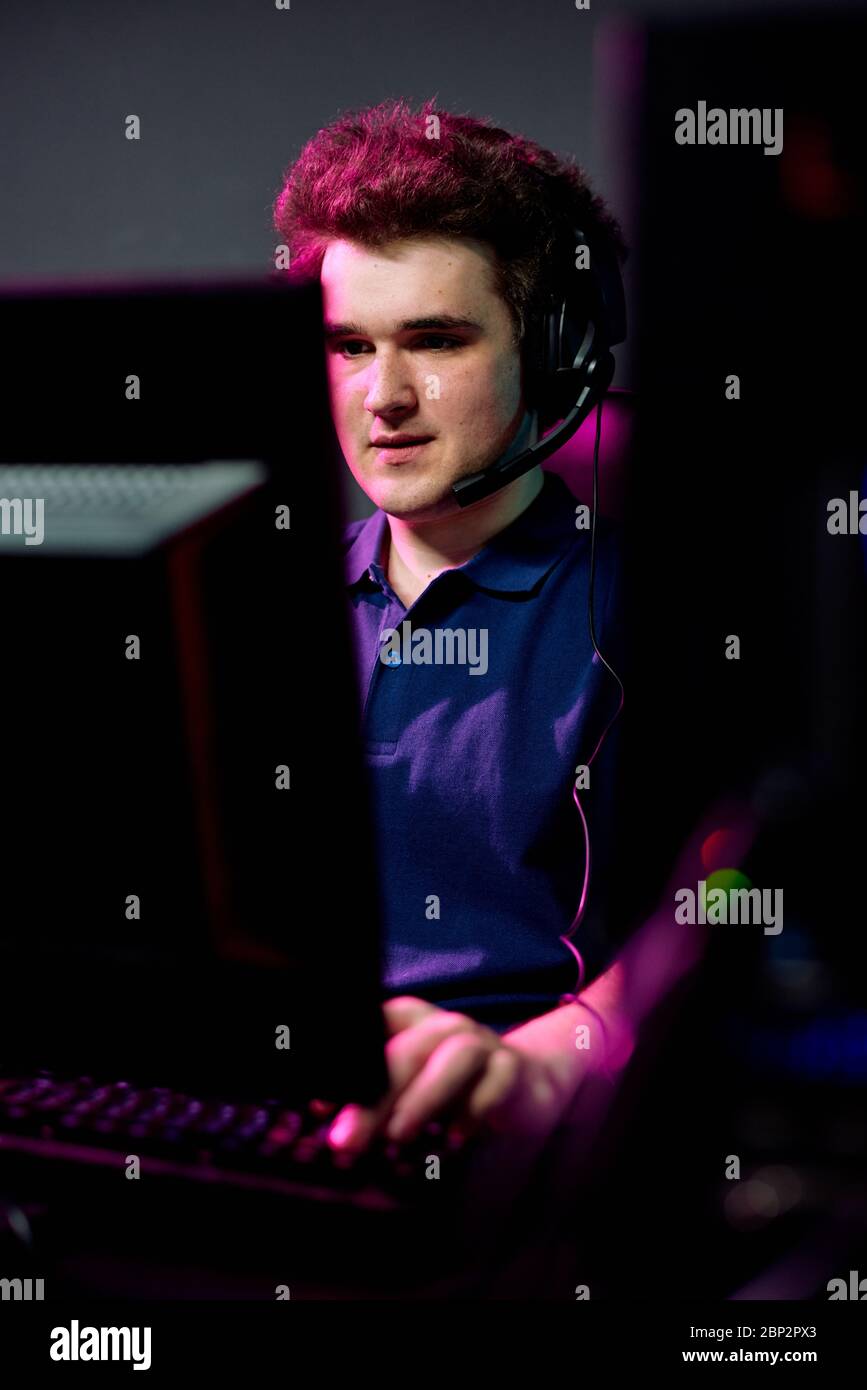 Video gamer with headset hi-res stock photography and images - Alamy